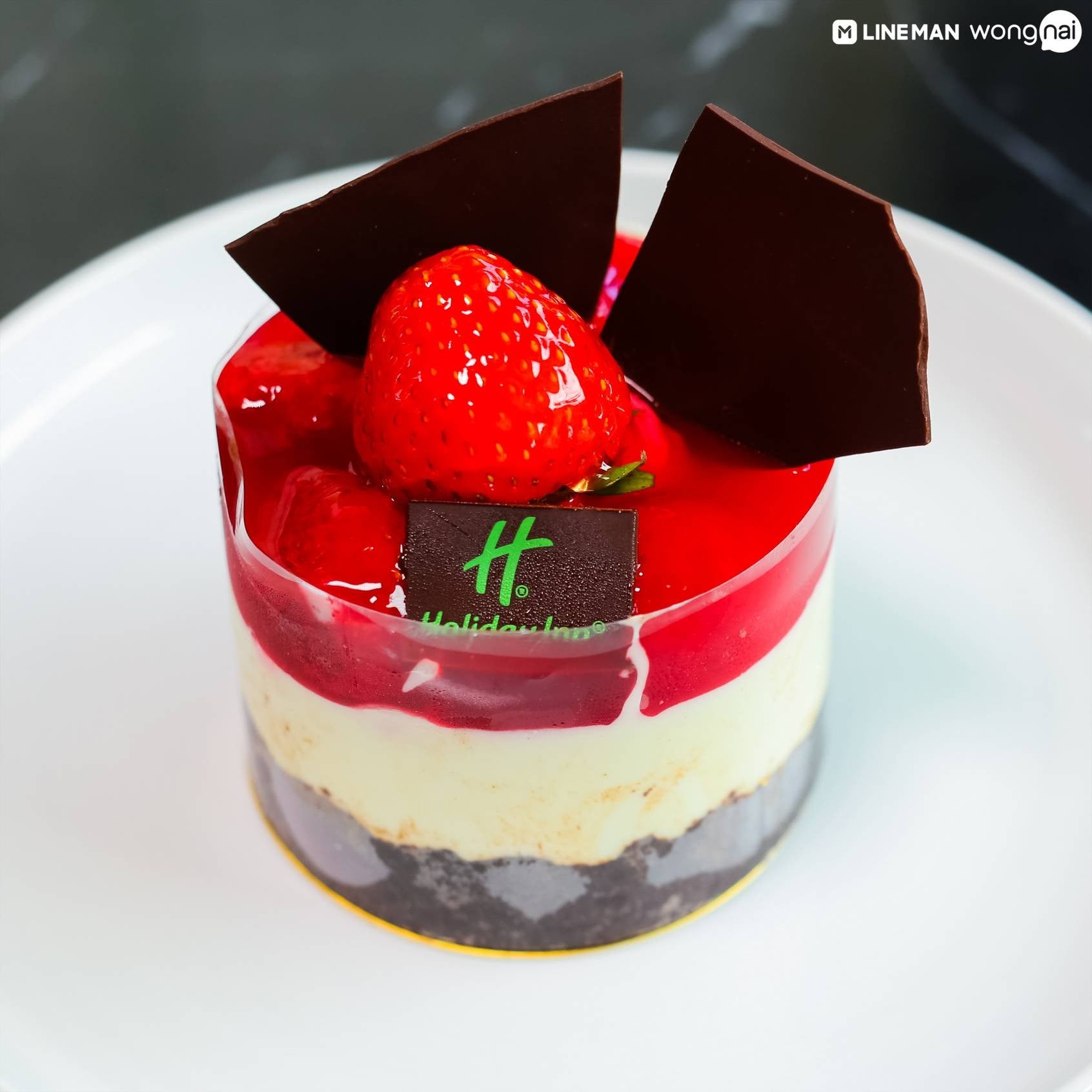 สตรอว์เบอร์รีชีสเค้ก • 160 บาท ร้าน The Hub Bar & Deli by Holiday Inn ...