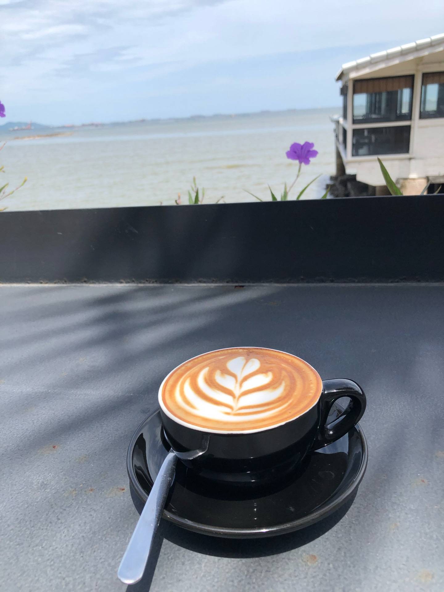 รีวิว Prave Cafe - วิวริมทะเลชิลล์ดีมาก กาแฟมีเมล็ดคั่วกลางกัวเตมาลาให้ ...