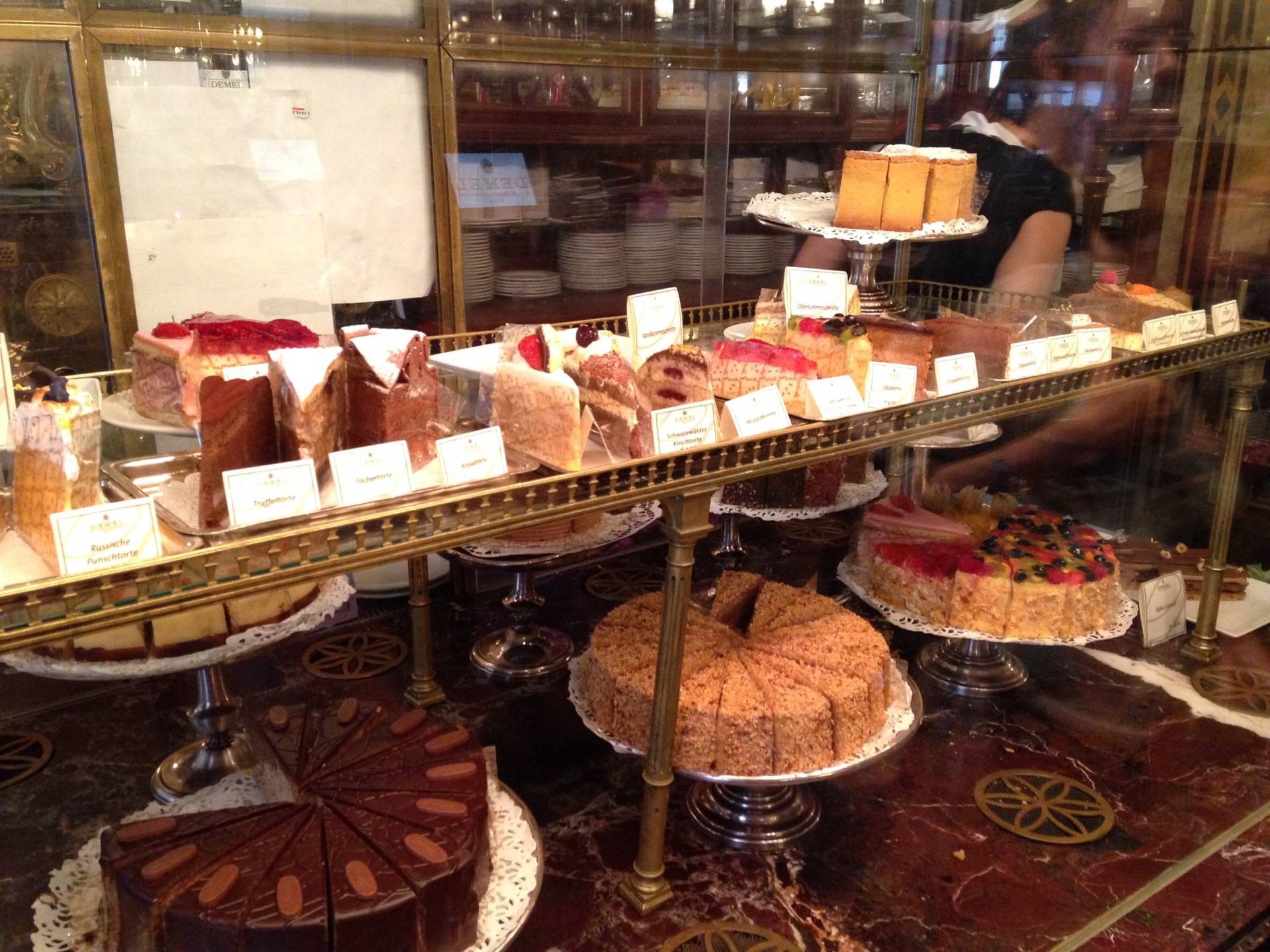 รีวิว Demel (K.u.K. Hofzuckerbäcker Demel) - Sacher Torte & Apple Strudel