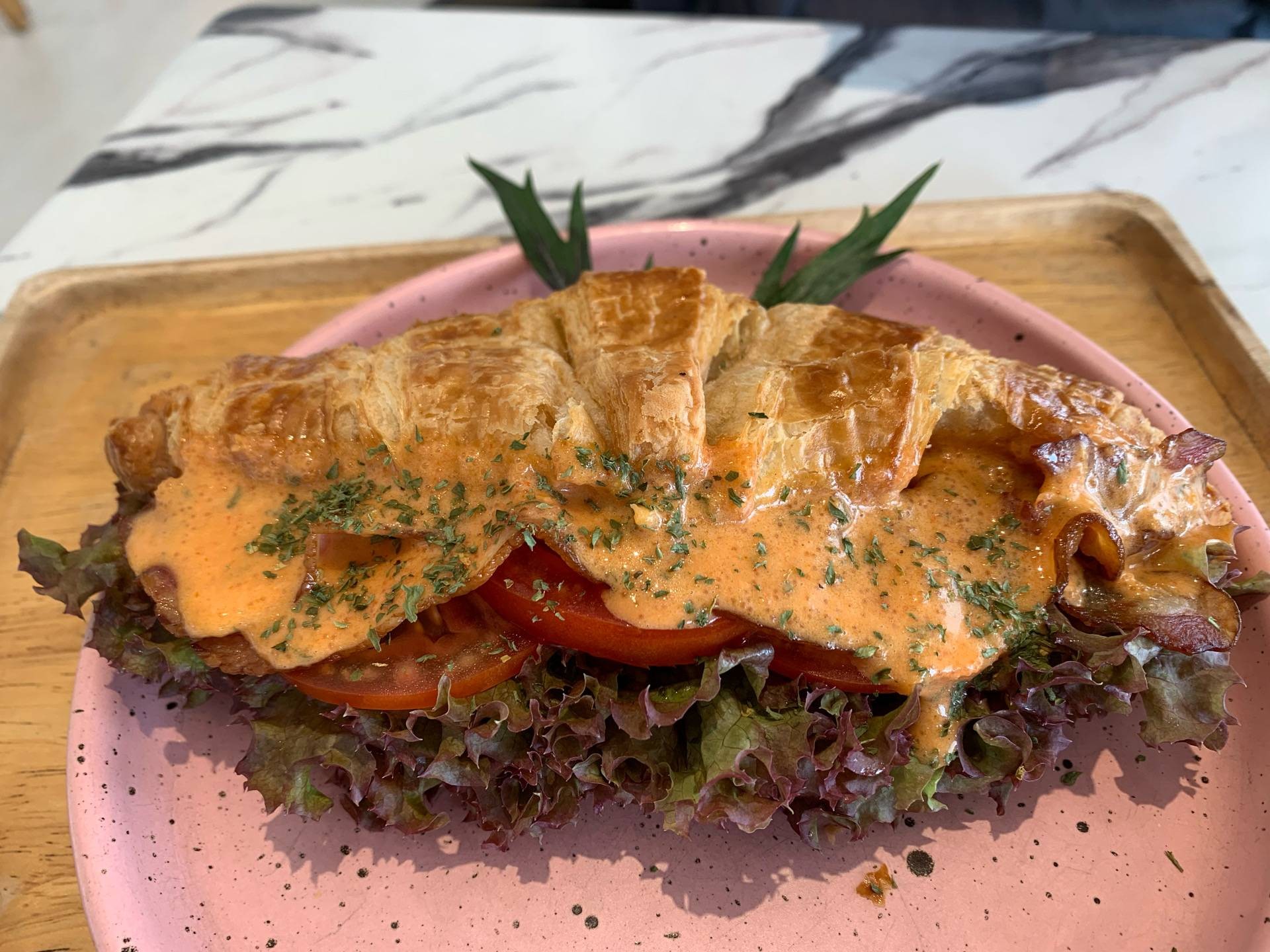 ครัวซองเบคอนซอสศรีราชามาโย ร้าน Red Temp Coffee