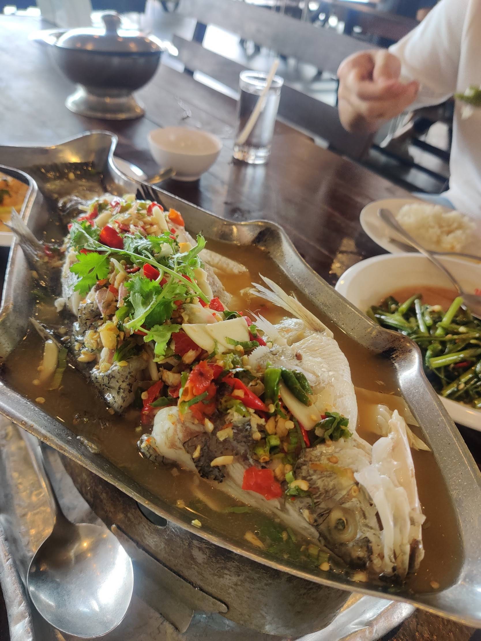 ปลากระพงนึ่งมะนาว ร้าน ปูเป็น ซีฟู้ด ( Pupen Seafood Pattaya ) - Wongnai