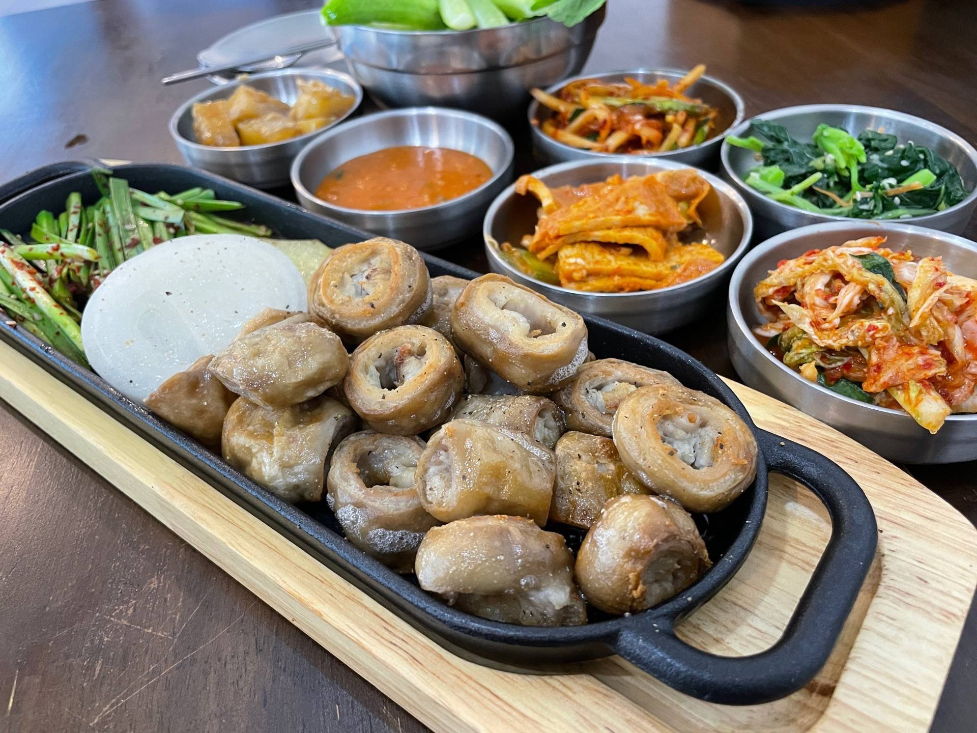 ไส้หมูพร้อมเครื่องเคียง ร้าน Gopchang House