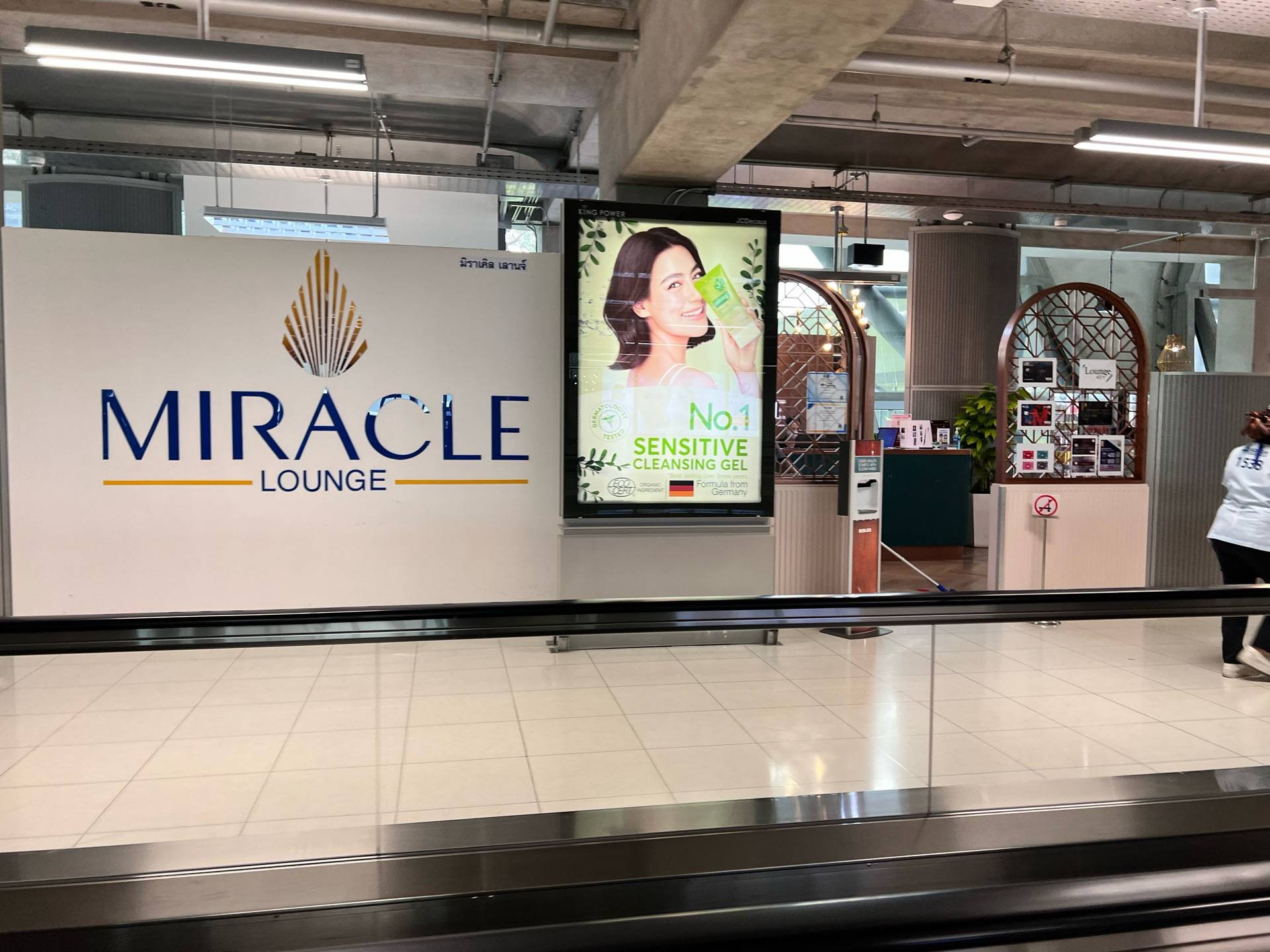 รีวิว Miracle Lounge - อาหารหลากหลาย เครื่องดื่มตัวเลือกเยอะ