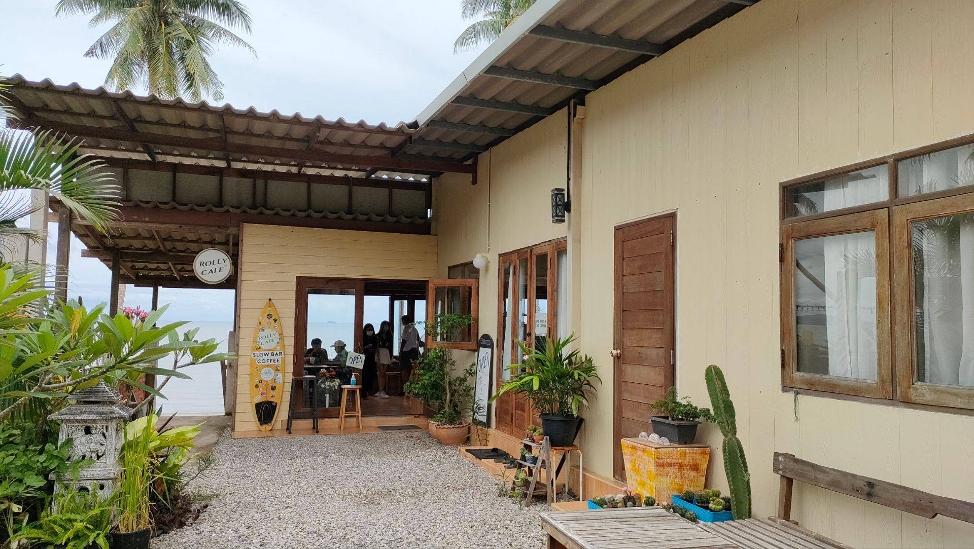 รีวิว Rolly Cafe - คาเฟ่ชิลล์ริมหาดภราดรภาพ จิบกาแฟมองคลื่น☕🌊