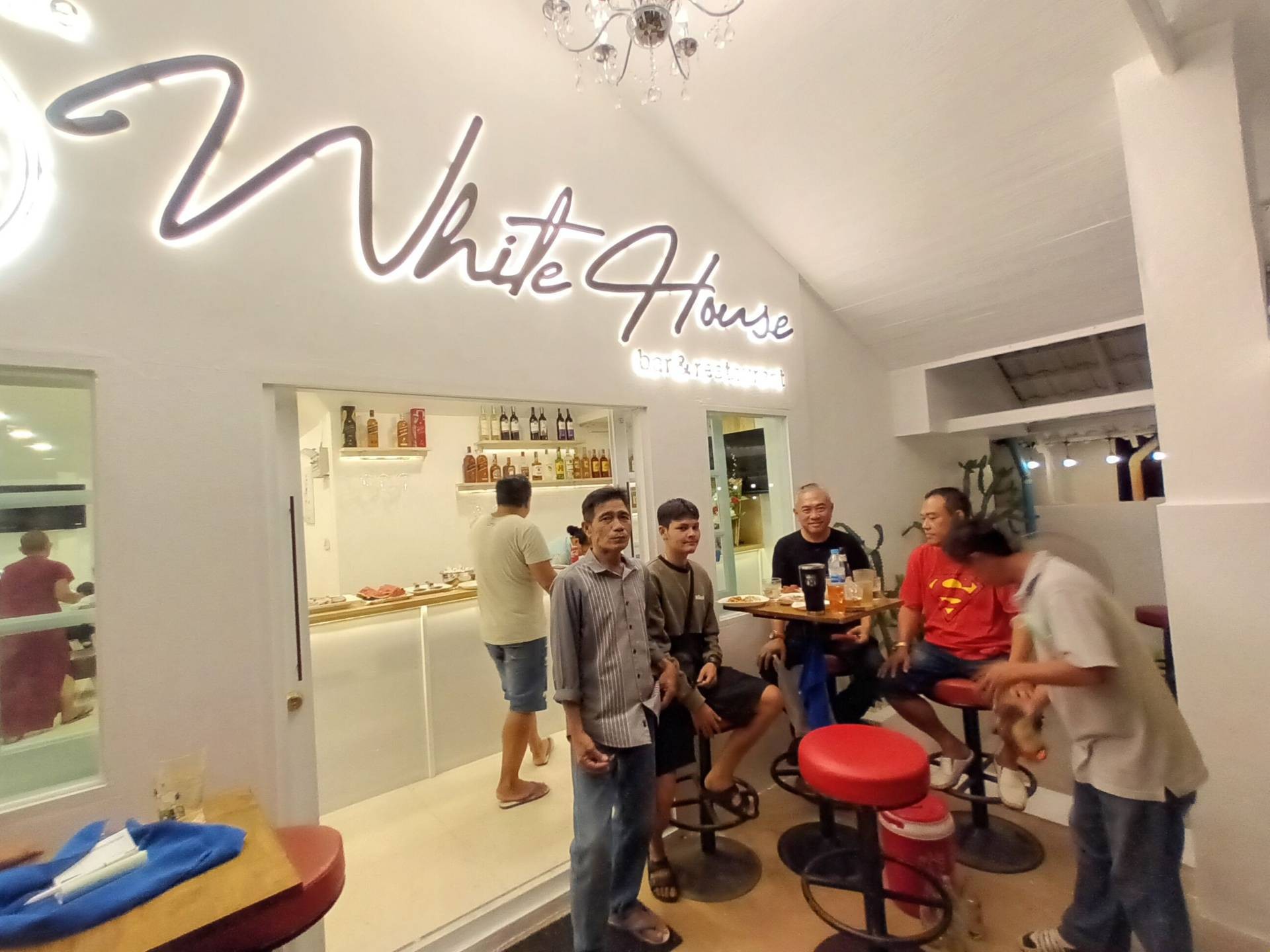 รีวิว The White House Bar&restaurant - บรรยากาศเป็นกันเอง ราคาไม่แรง ...