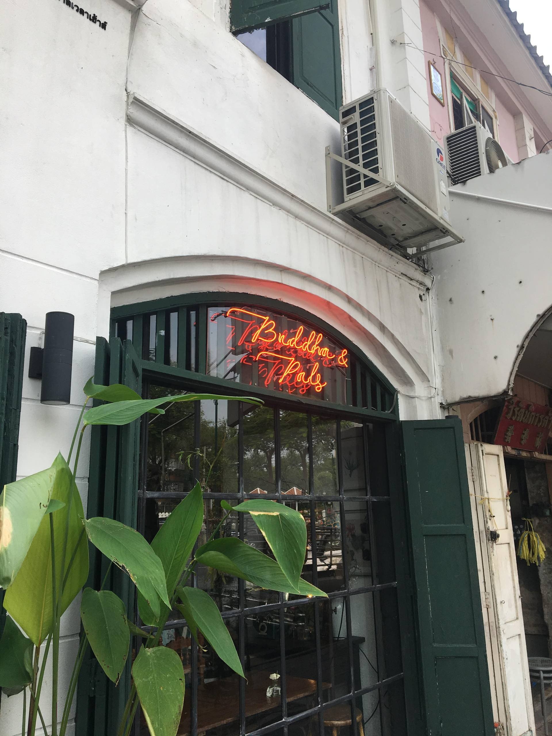 รีวิว Buddha & Pals Cafe - ดีไปหมด ขาดแค่ที่จอดรถ - Wongnai