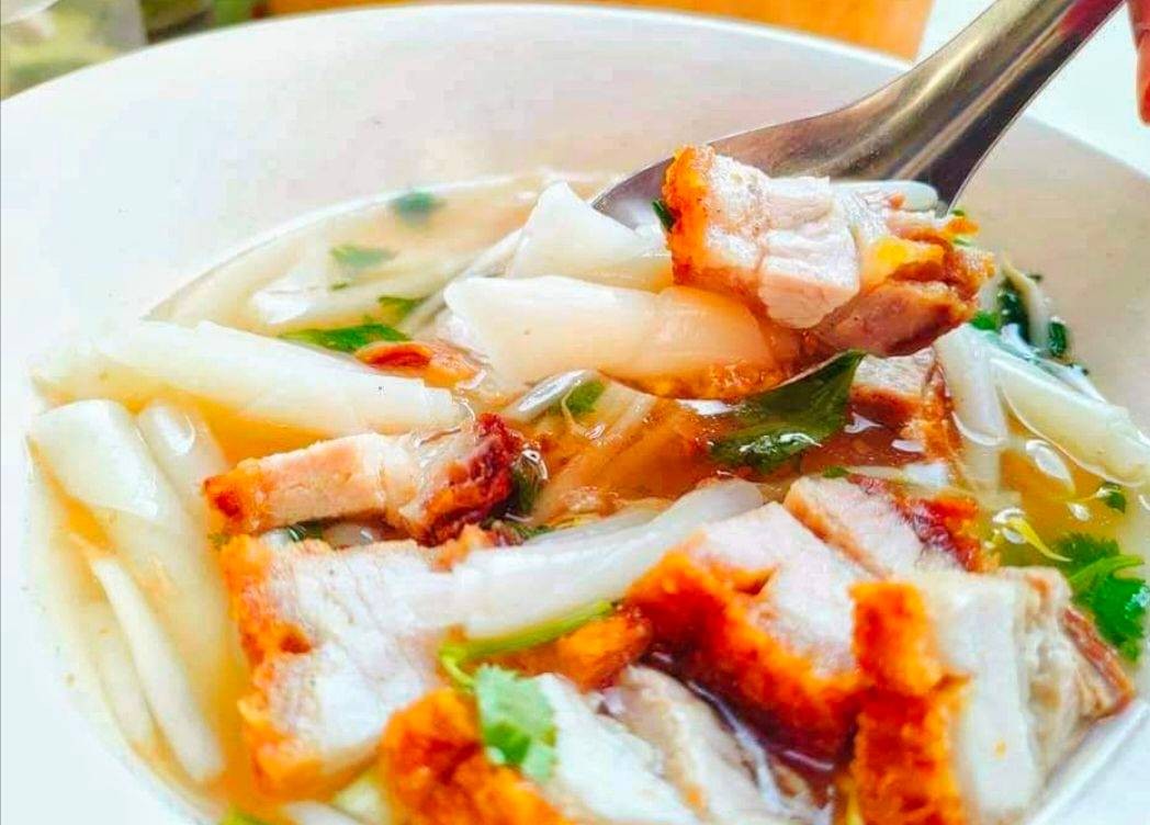 รีวิว หมูกรอบตู้ - เมนูที่ขายดีที่สุดมากๆๆ.ก๋วยจั๊บโครตเผ็ด สั่งผ่านlineman https://wongn.ai ...