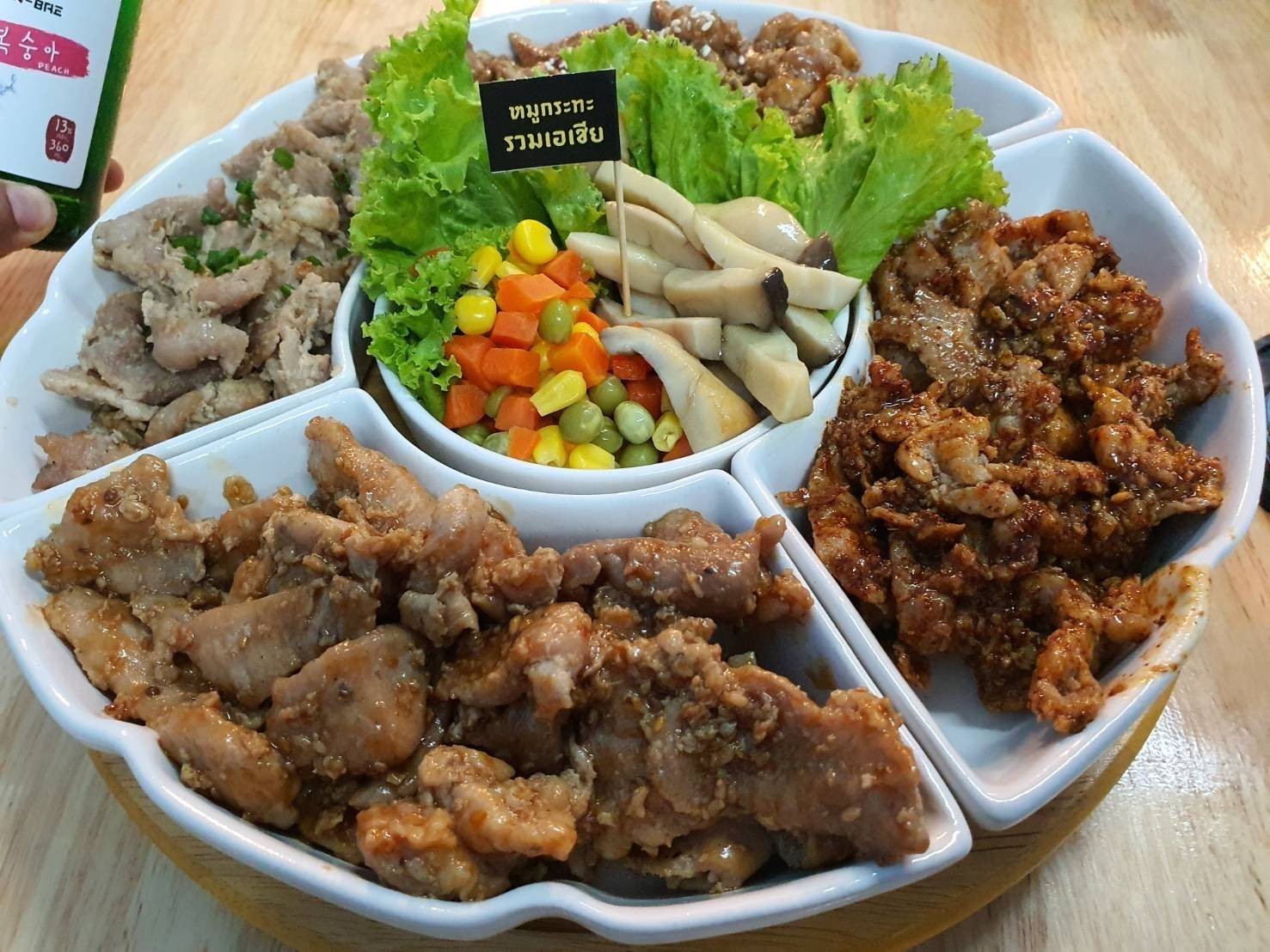 รูป ข้าว บะหมี่ หมูกระทะย่างให้ไทรน้อย ไทรน้อย