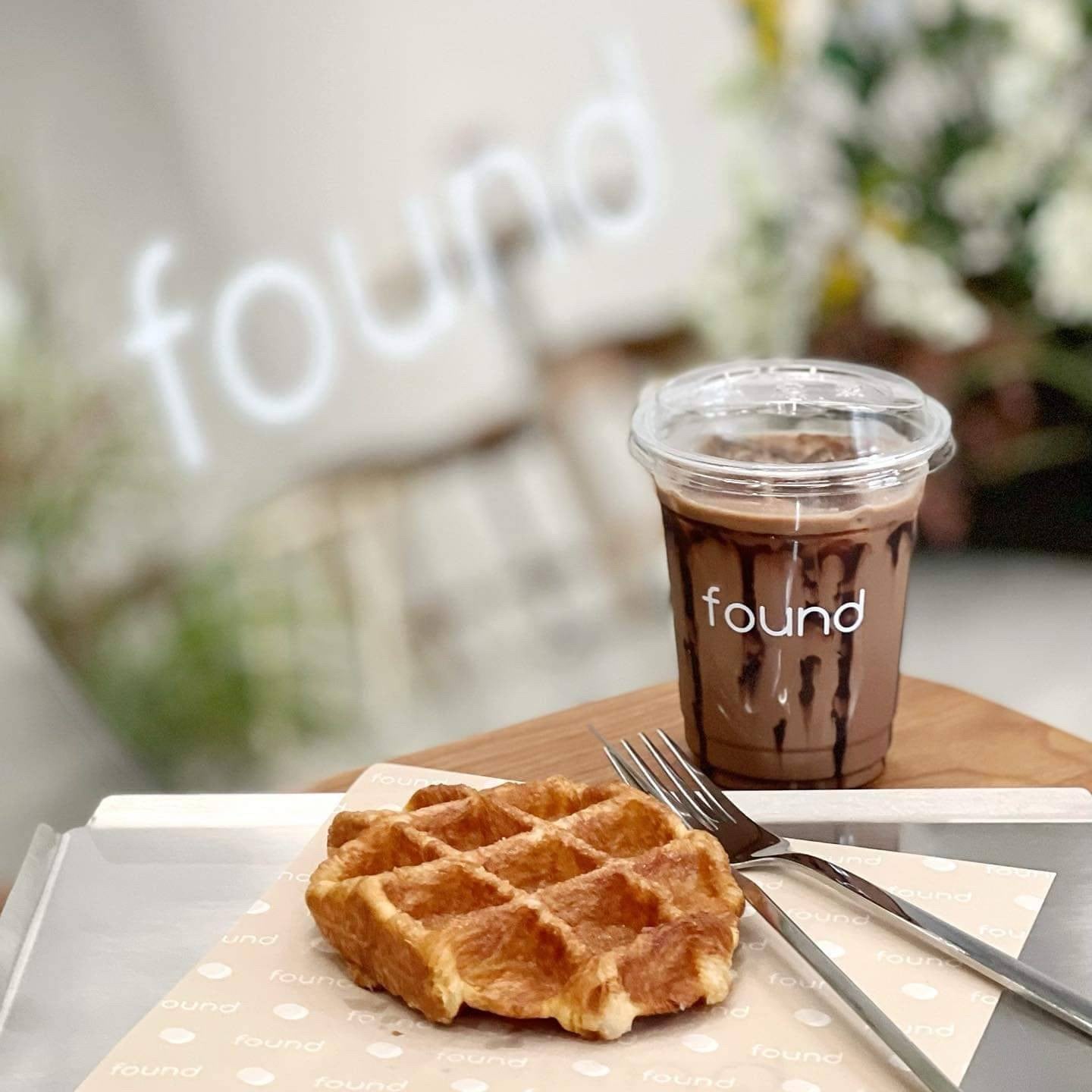 รูป found cafe นวลจันทร์