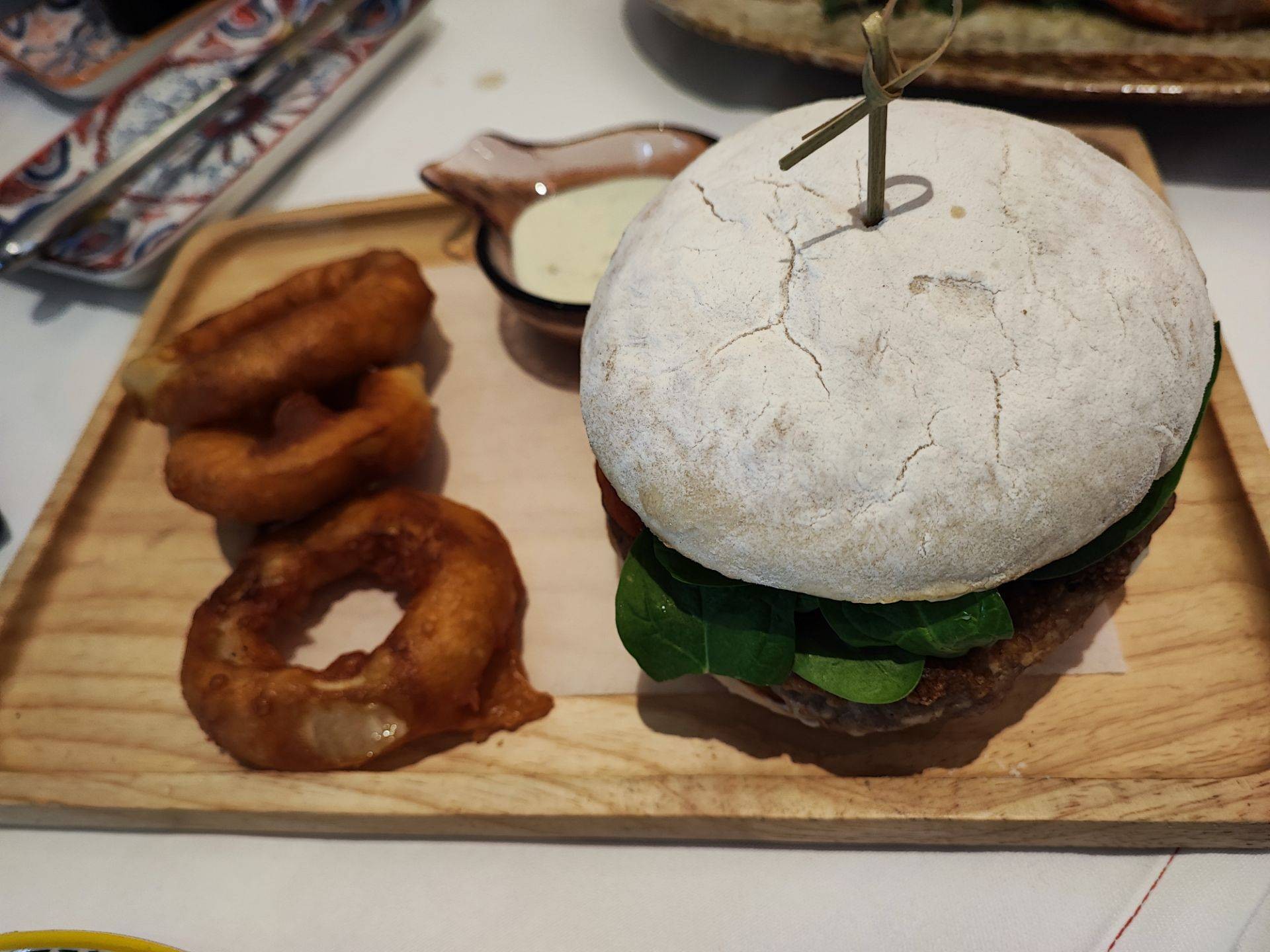The Roman Burger • เชียบัตต้าเบอร์เกอร์หมู และซอสชีสกอร์กินโซลา ร้าน ...