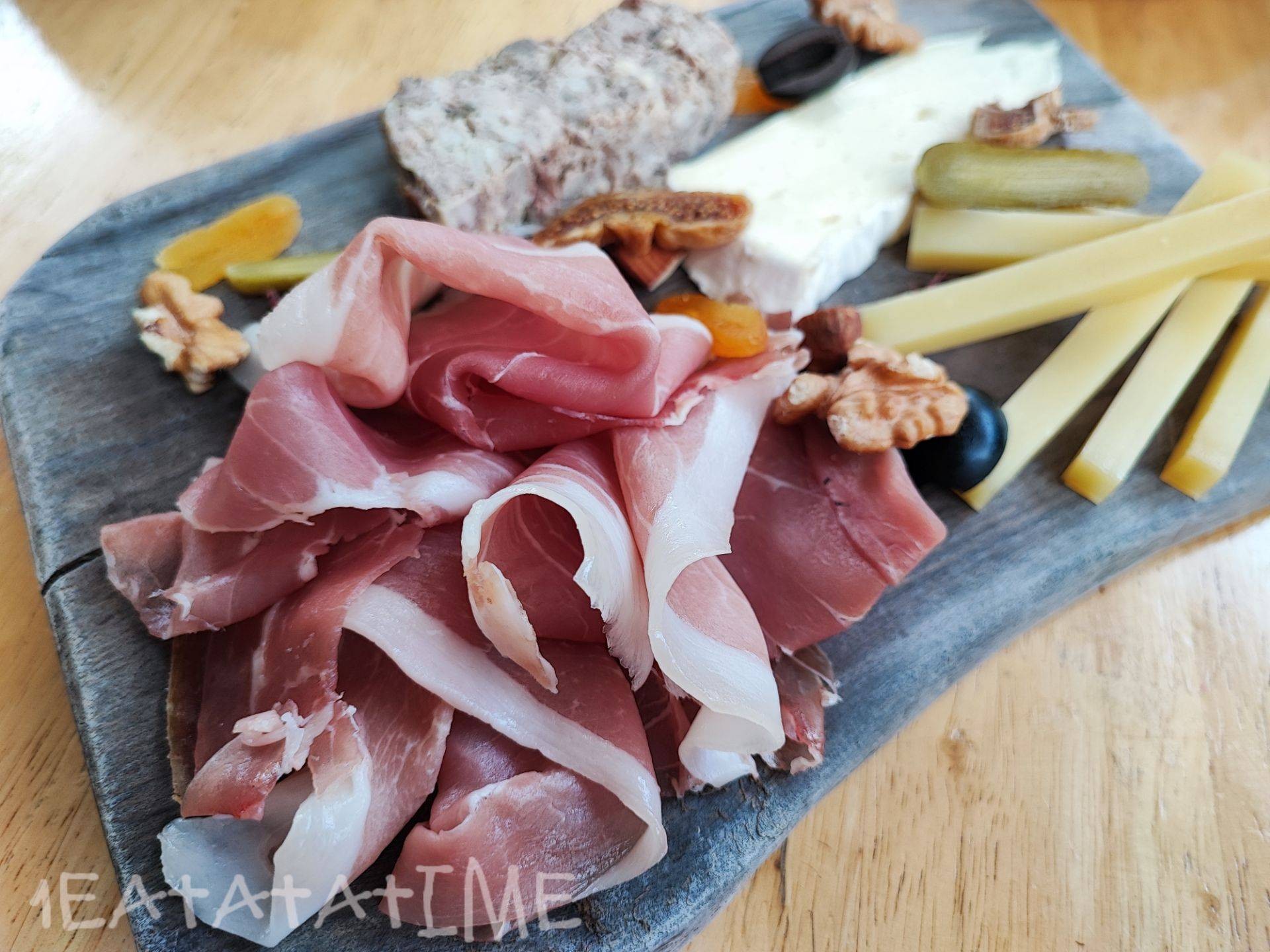 Cold Cut & Cheese Deli Board ร้าน El Mercado ซอยไผ่สิงห์โต