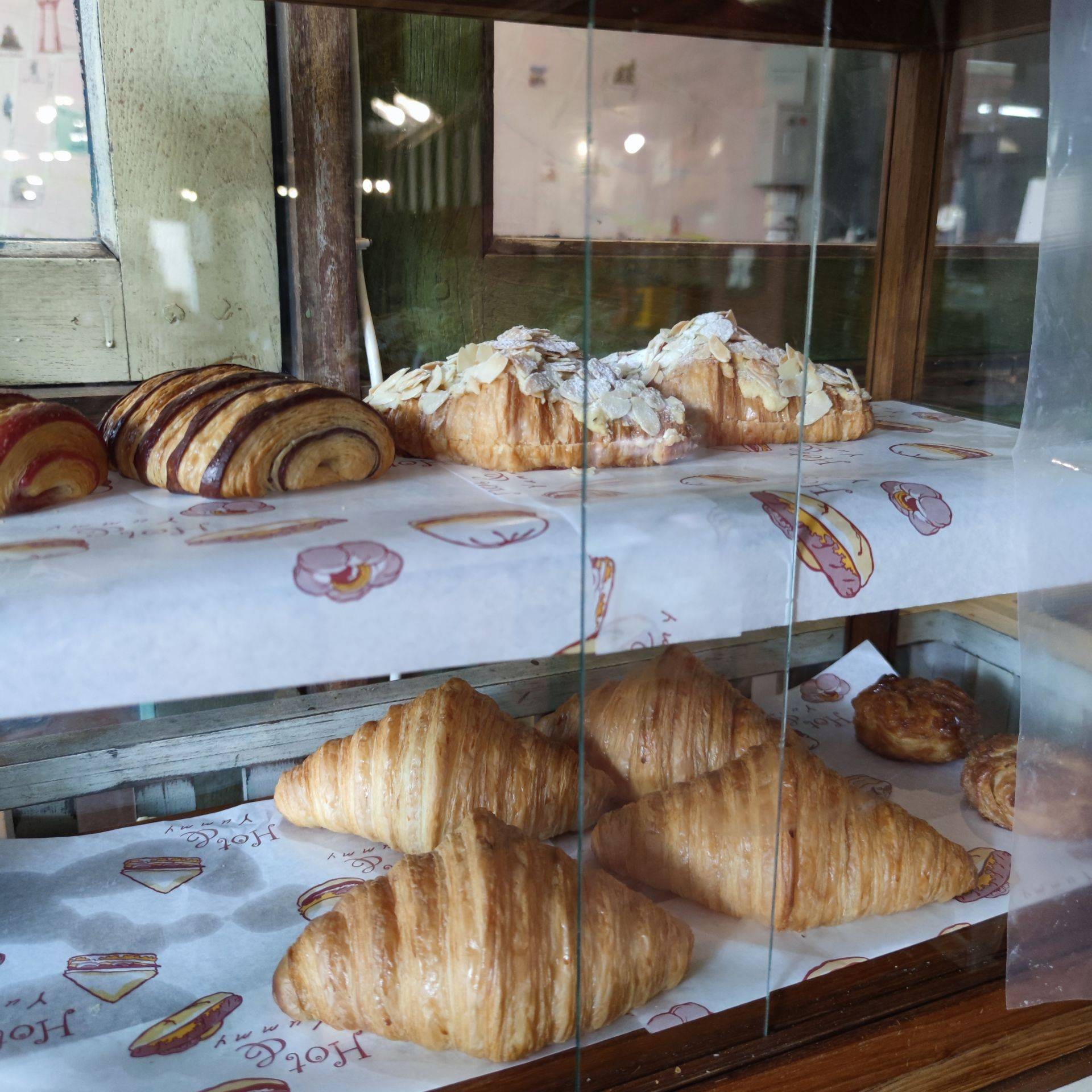 รีวิว Unbranded Cafe at Phranakorn-Nornlen Hotel - คาเฟ่ร่มรื่น นั่ง ...