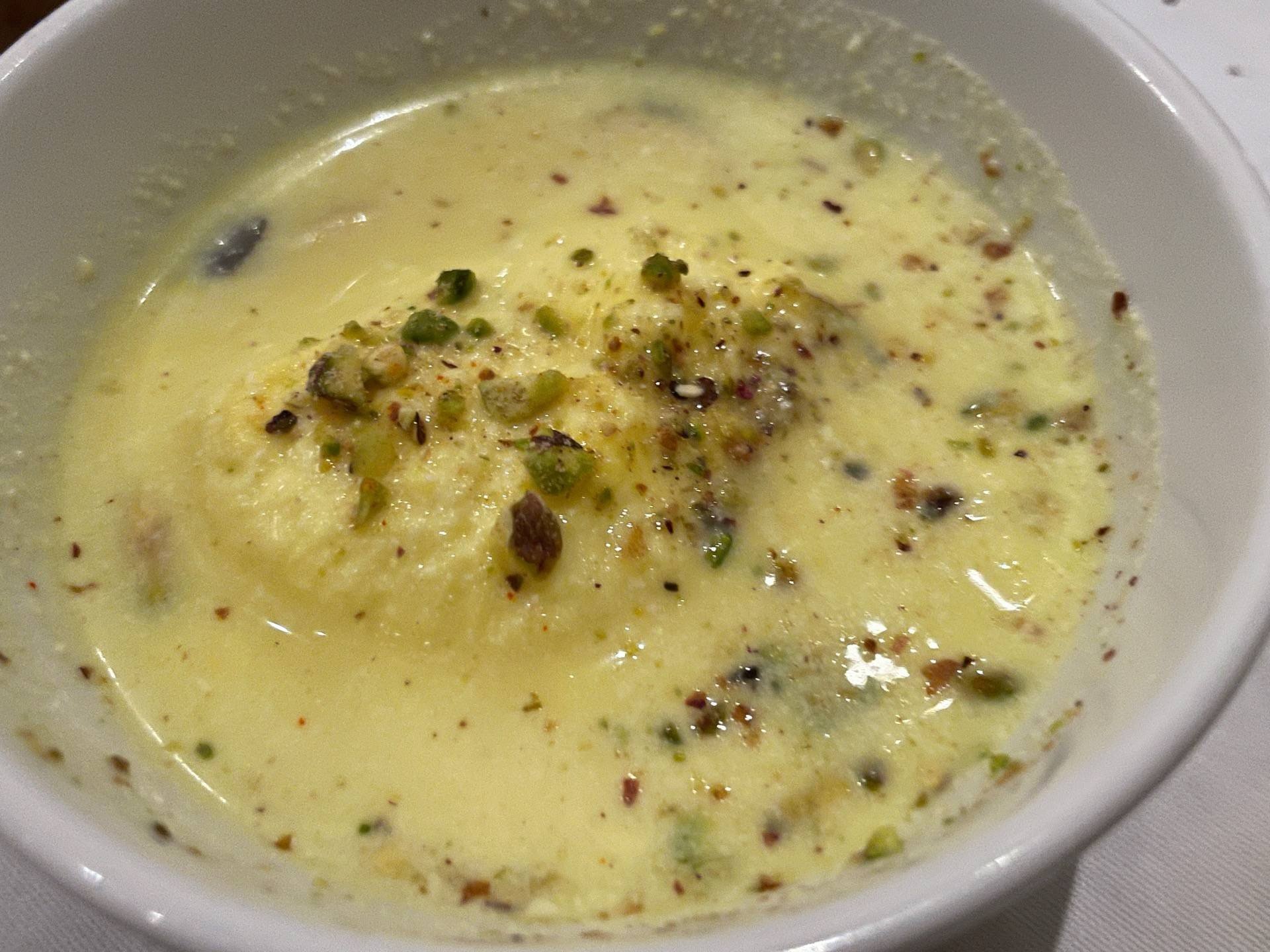 Kesari Rasmalai ชีสเค้กสดเสริ์ฟพร้อมนม ถั่วพิททาชิโอ้และหญ้าฝรั่น ร้าน ...