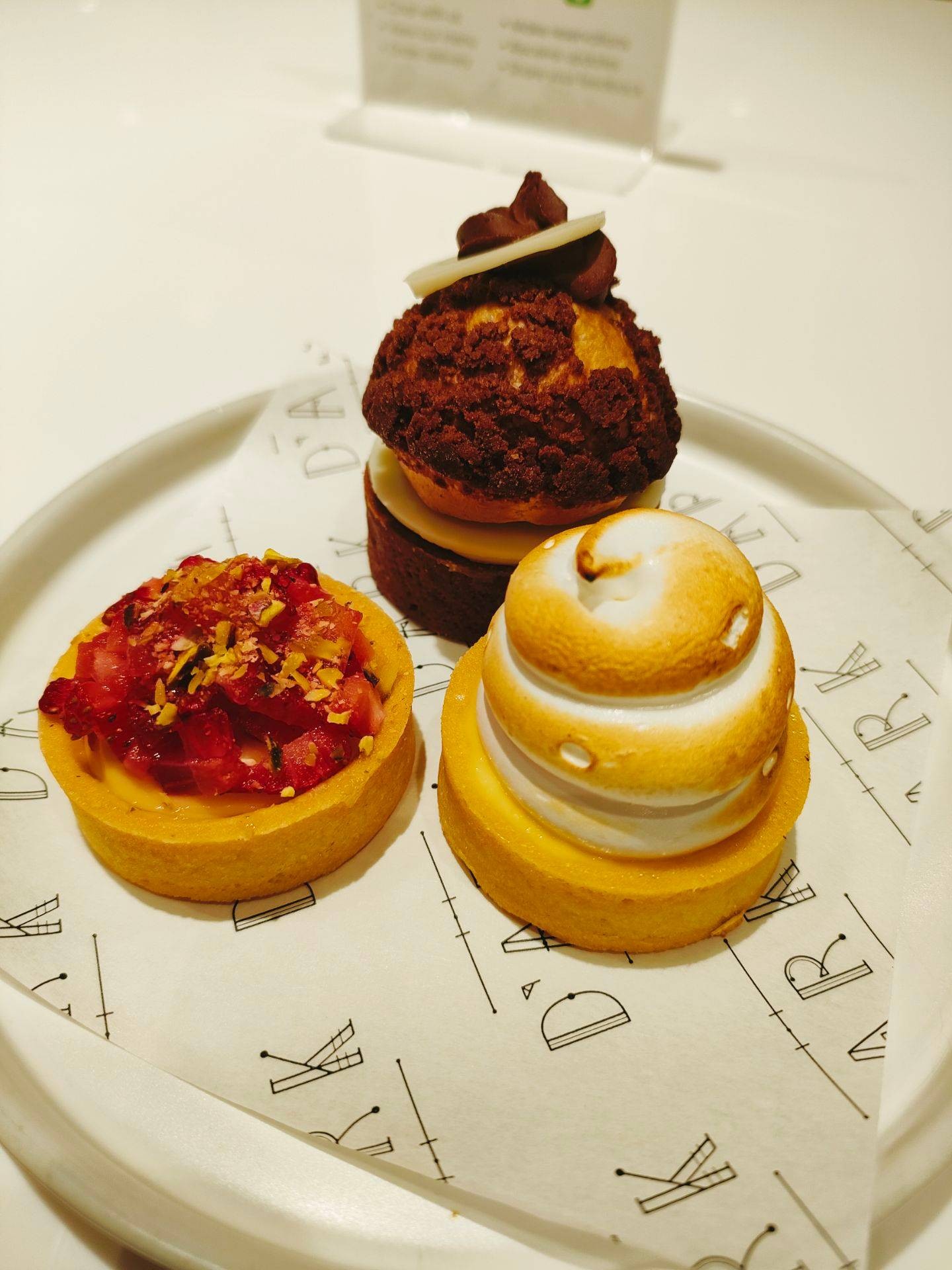 Strawberry Pistachio Tart / Praline Tart / Mini Lemon Meringue Tart • ชิ้นละ 60 บาท ร้าน Dark ...