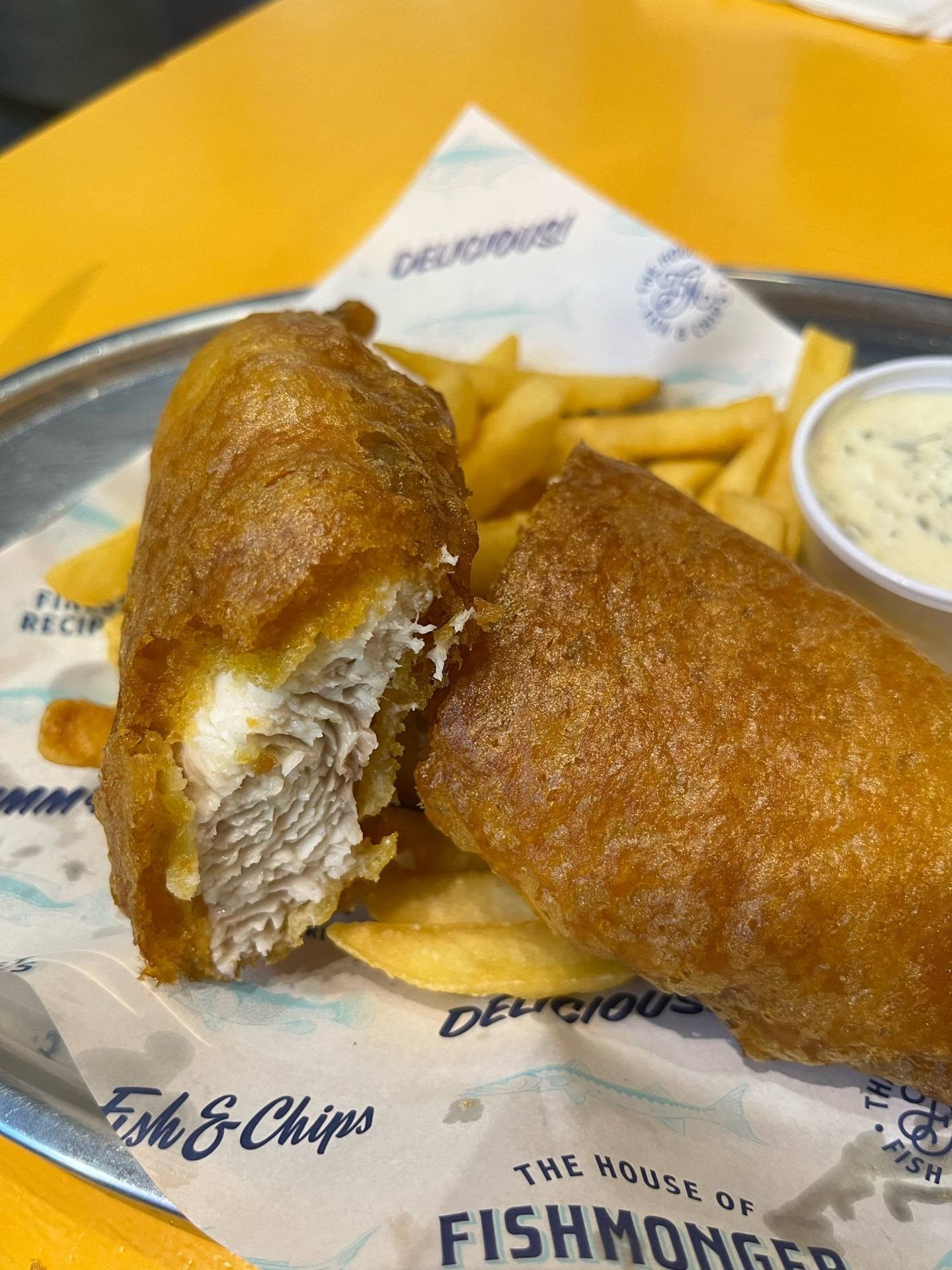 ฟิชแอนด์ชิปส์ - ปลาสละ ร้าน Fishmonger - The House of Fish & Chips ...