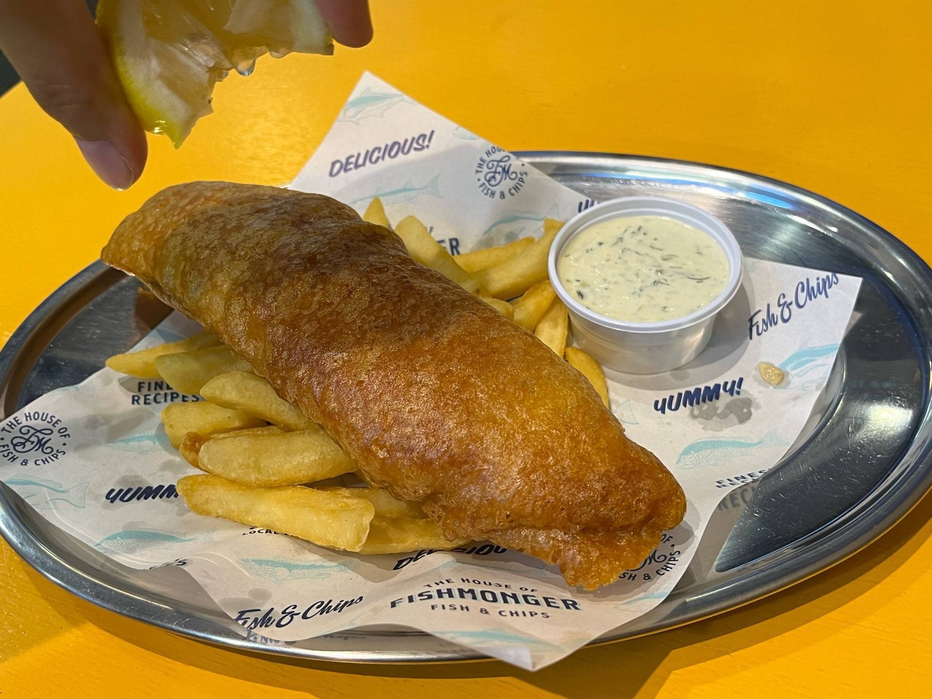 ฟิชแอนด์ชิปส์ - ปลาสละ • บีบมะนาวเลยค่ะ! หอมมม!! ร้าน Fishmonger - The House of Fish & Chips