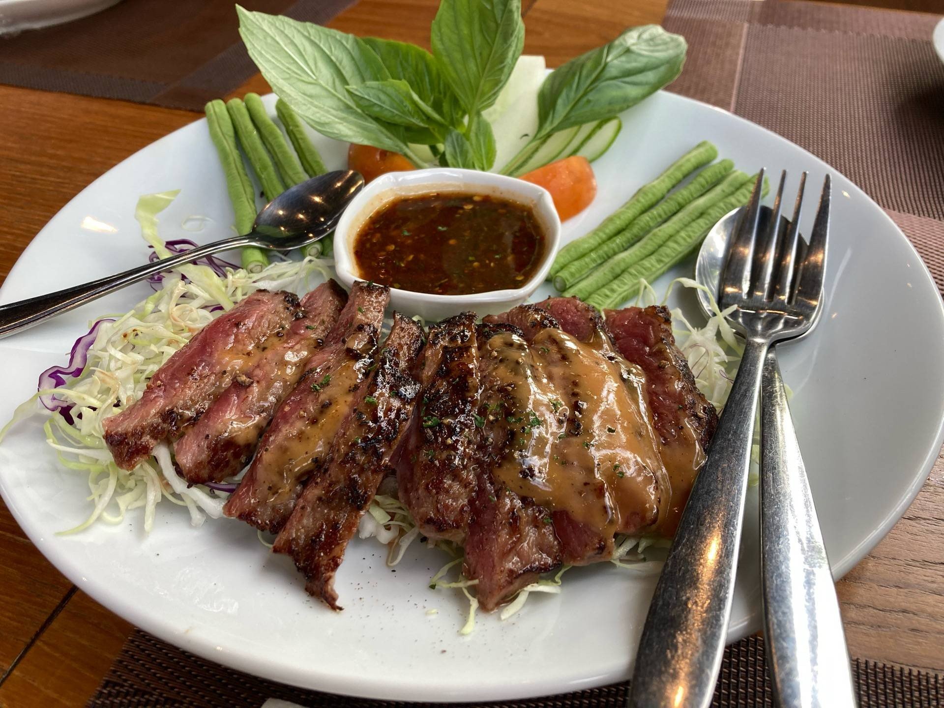 เนื้อริบอายย่างจิ้มแจ่ว • เนื้อริบอายย่างจิ้มแจ่ว ร้าน Oak Wine Steak ...