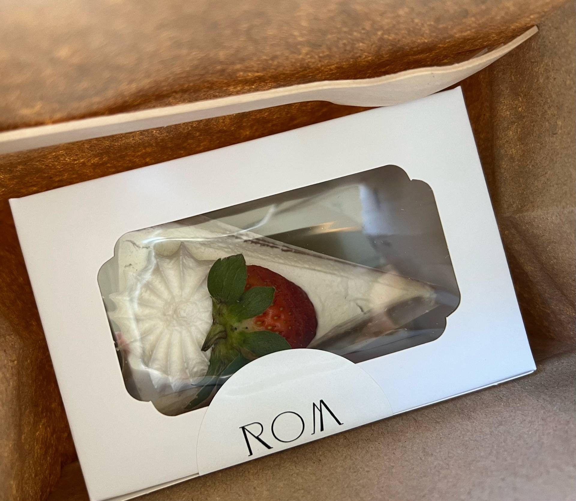 สตรอเบอรี่ช็อตเค้ก ร้าน ROM Coffee & Bake Room