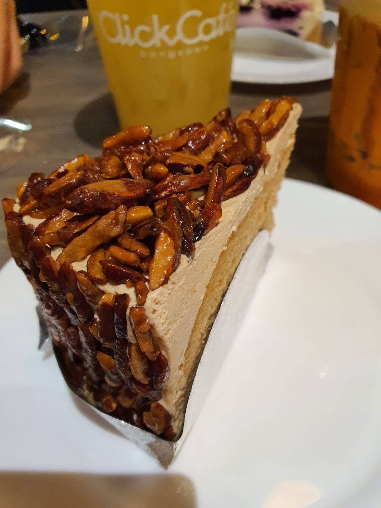 เค้กกาแฟอัลมอนด์ ร้าน Click Cafe'