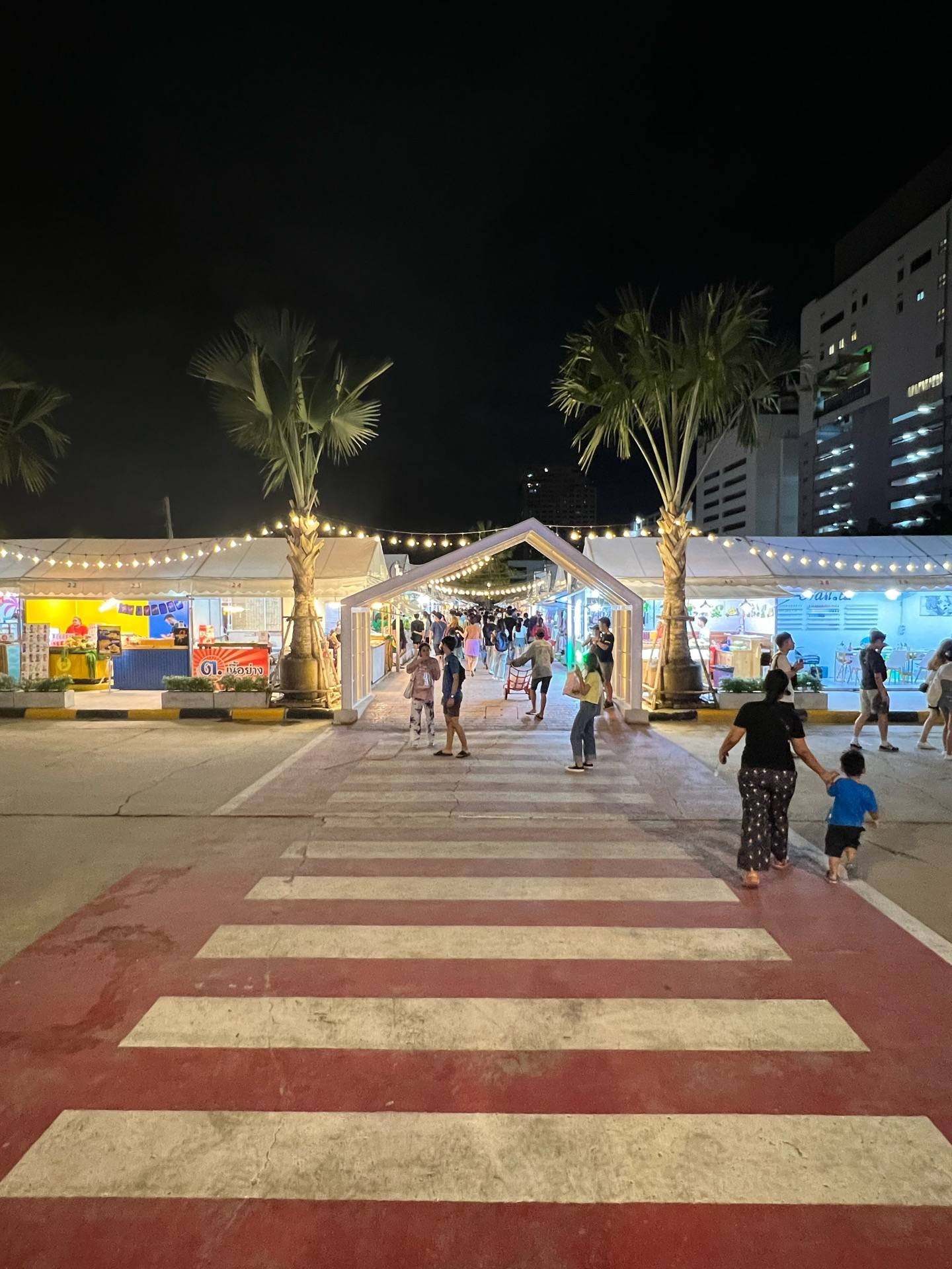 รีวิว The One Ratchada - The One Ratchada (ดิวันรัชดา) : ตลาดเปิดใหม่ ...