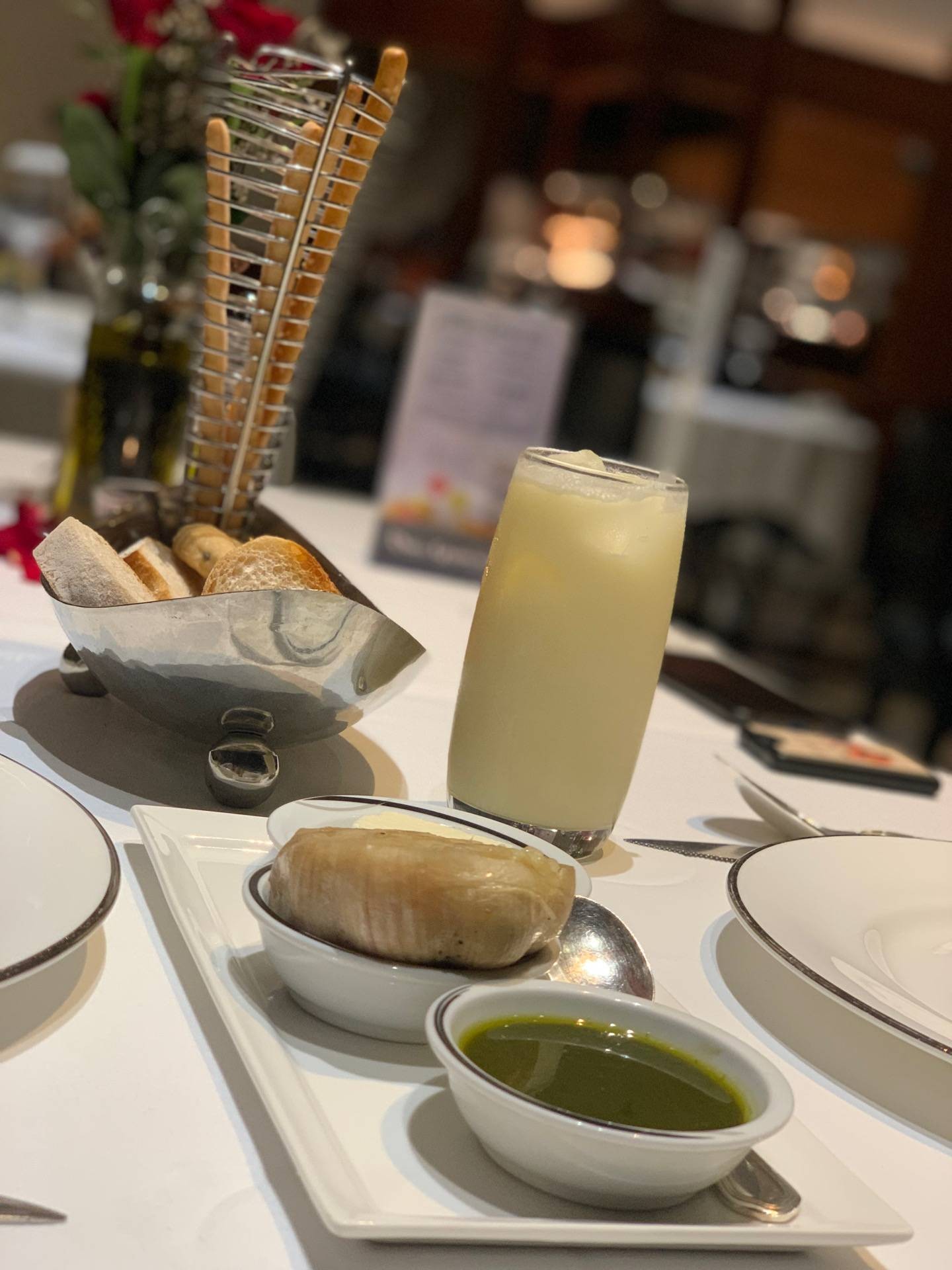 Complementary bread • ขนมปังเสิร์ฟมาพร้อมกับเนย กระเทียมย่าง และซอสเพส ...