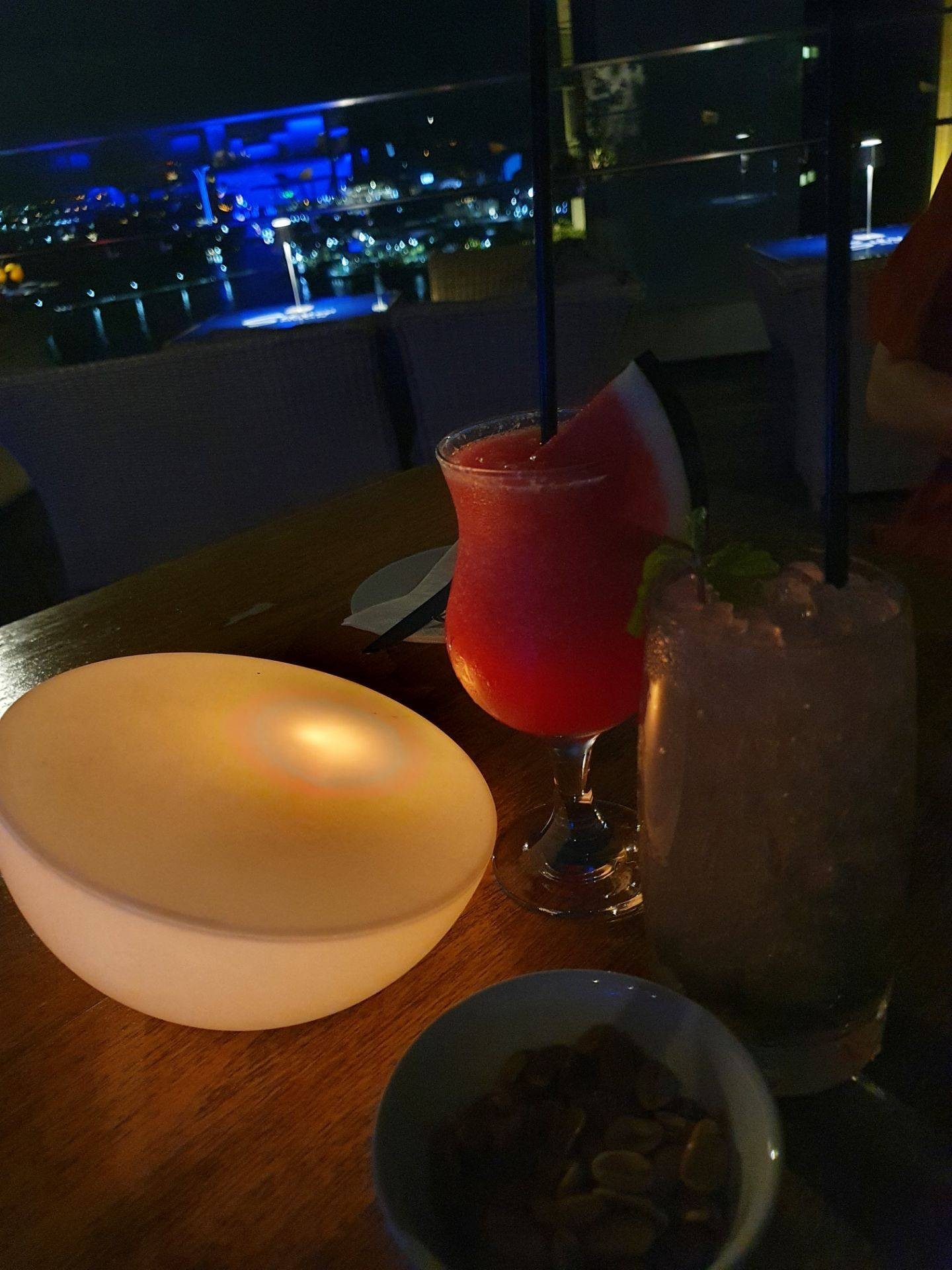 รีวิว Silver Moon Rooftop Bar Novotel Sriracha & Koh Si Chang Marina ...