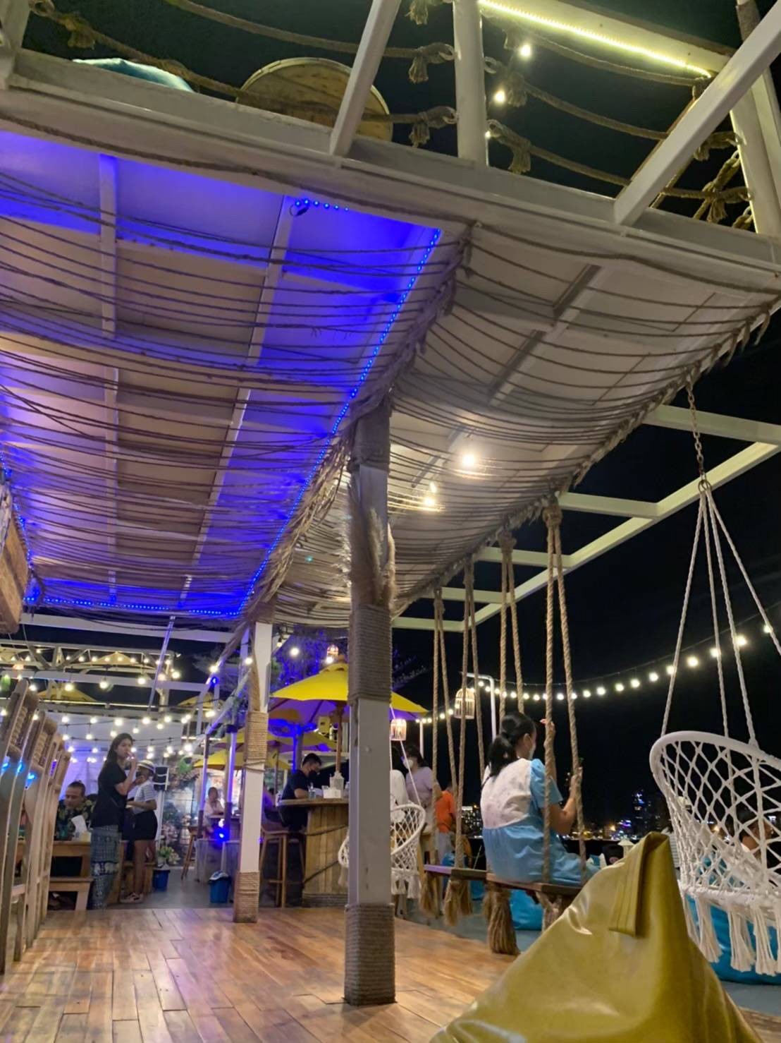 รีวิว TAPPIA Floating Cafe PATTAYA - ตกหมึกกลางทะเลใกล้ฝั่งพัทยา