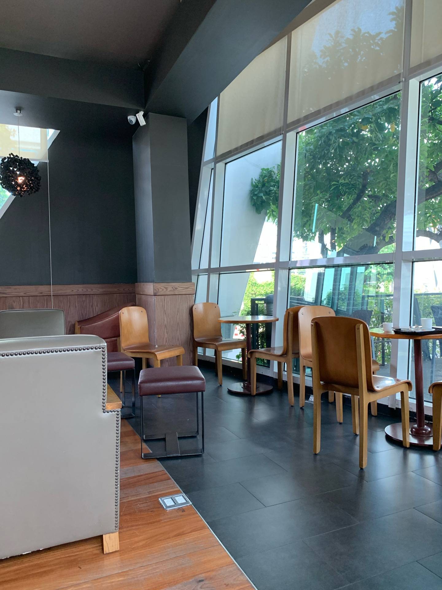 รีวิว Starbucks INT Rama 3 โซนด้านหน้า - Starbucks สาขานี้โล่งดีนะ