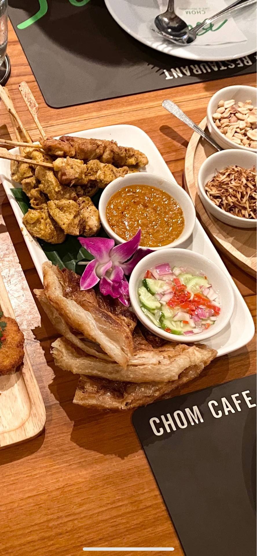 ไก่สะเต๊ะโรตี ร้าน CHOM Cafe & Restaurant