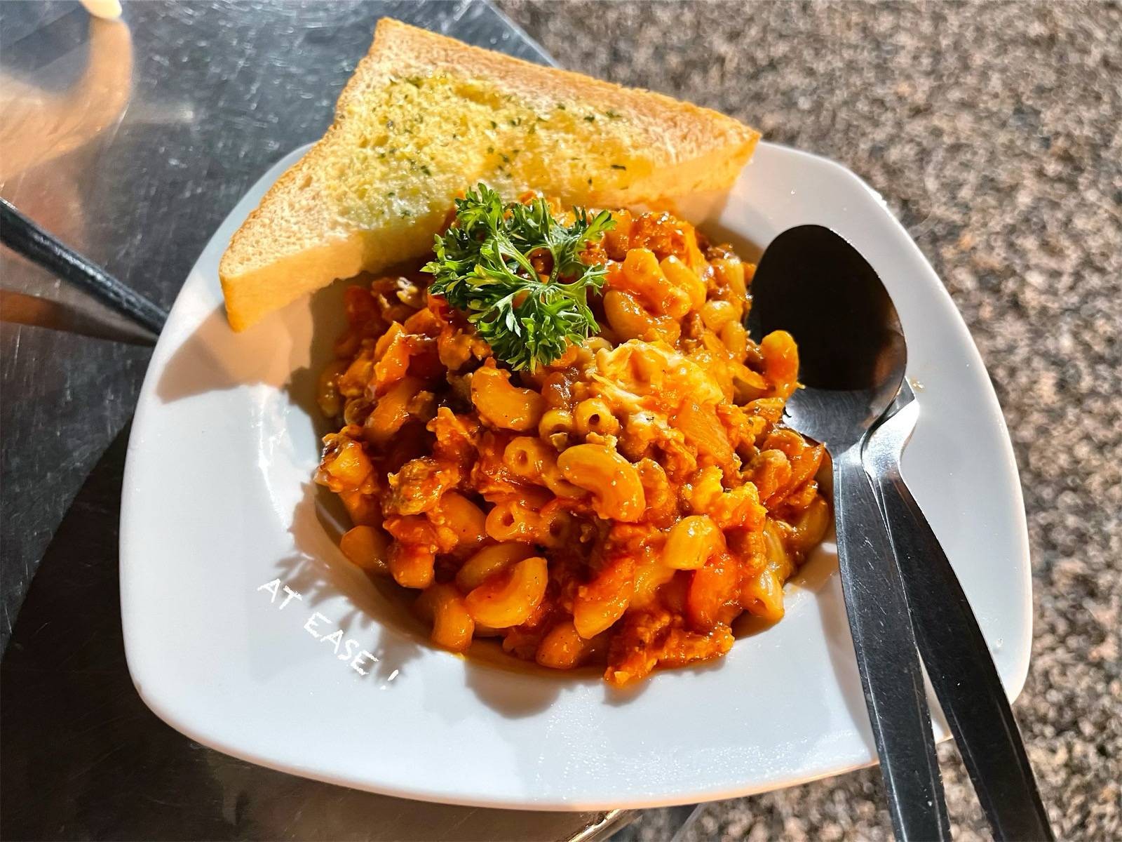 มักกะโรนีซอสแดง • 69.- บาทไทย ร้าน Popeye Steak