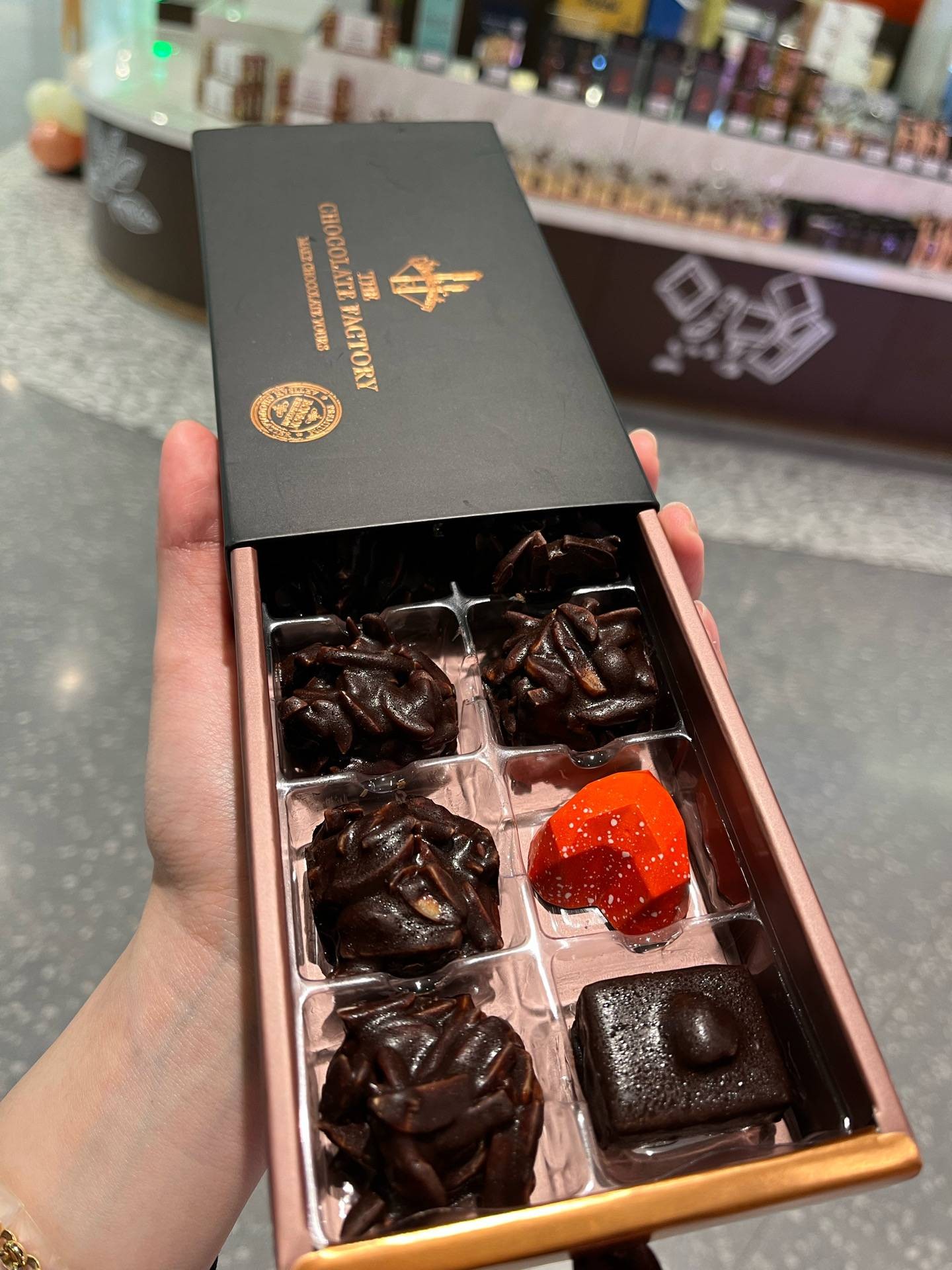 รีวิว The Chocolate Factory Central Rama 2 - Mint chocolate & Almond ...