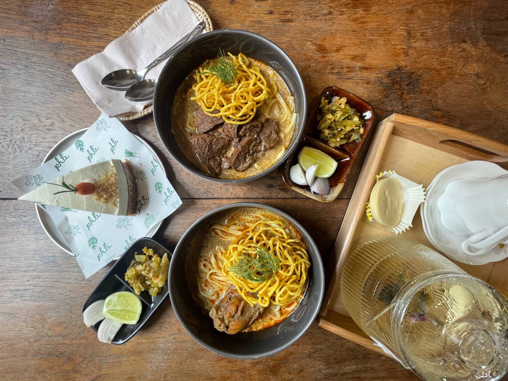 รีวิว ผลิ : phli cafe x khaosoi - ข้าวซอยดี ร้านสวย มุมถ่ายรูปเพียบ ...