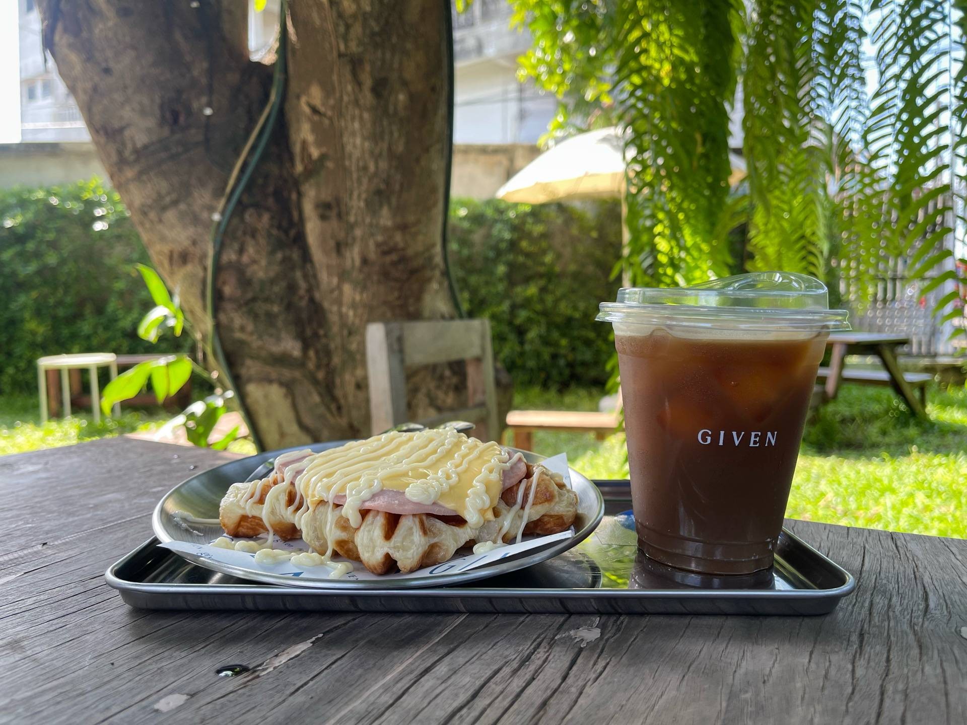 Ham cheese Croffle + Black lemon ร้าน GIVEN นครสวรรค์