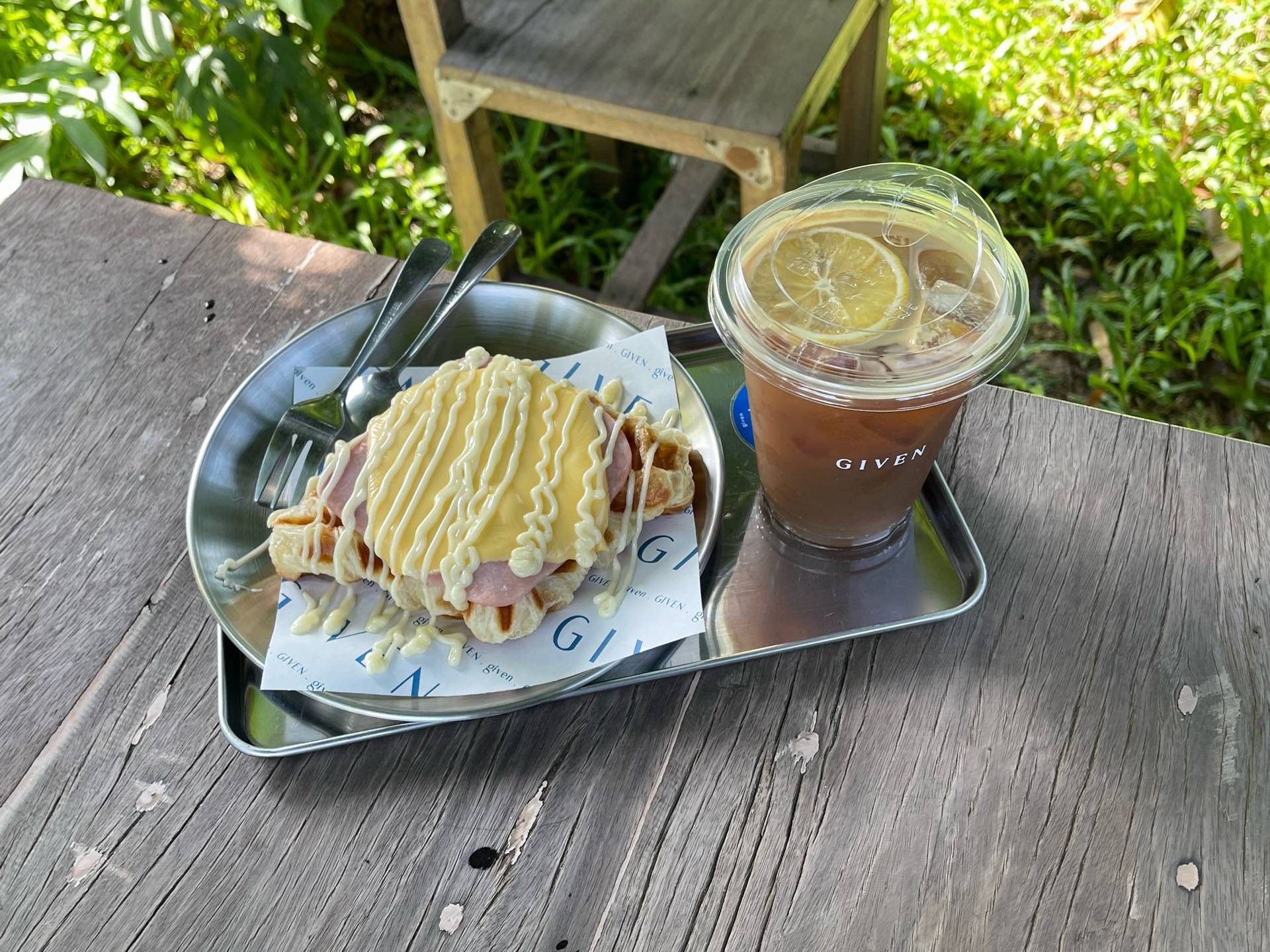 Ham cheese Croffle + Black lemon ร้าน GIVEN นครสวรรค์