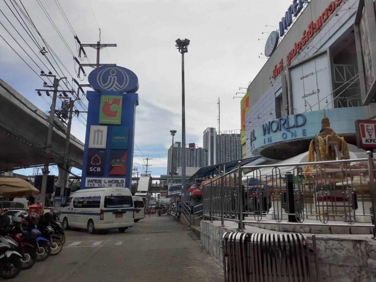 รูป Imperial World Samrong