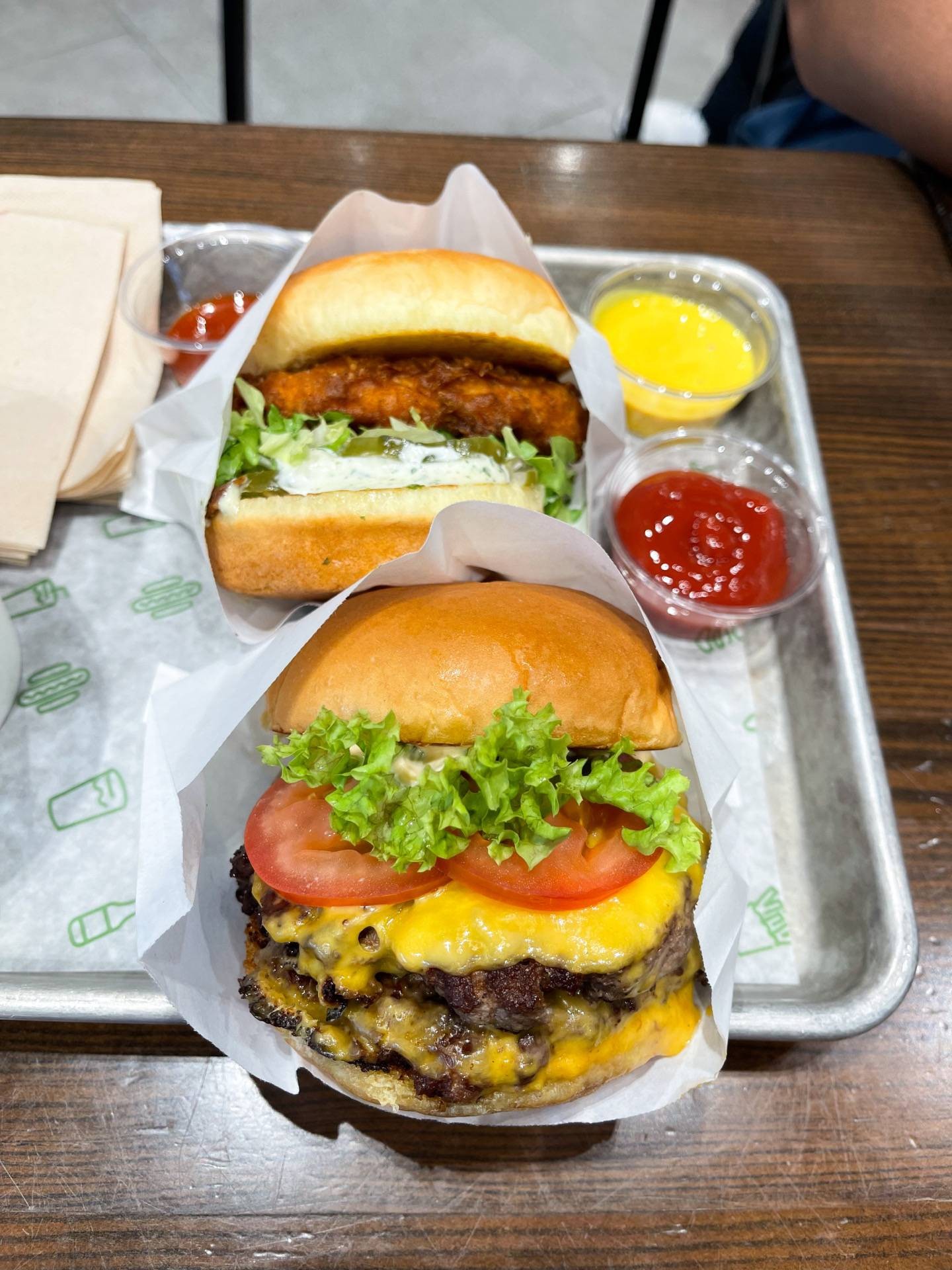 รีวิว Shake Shack Jewel Changi Airport - อร่อยนะคะ แต่เค็มมากกกกก 🍔🍟🥤 ...