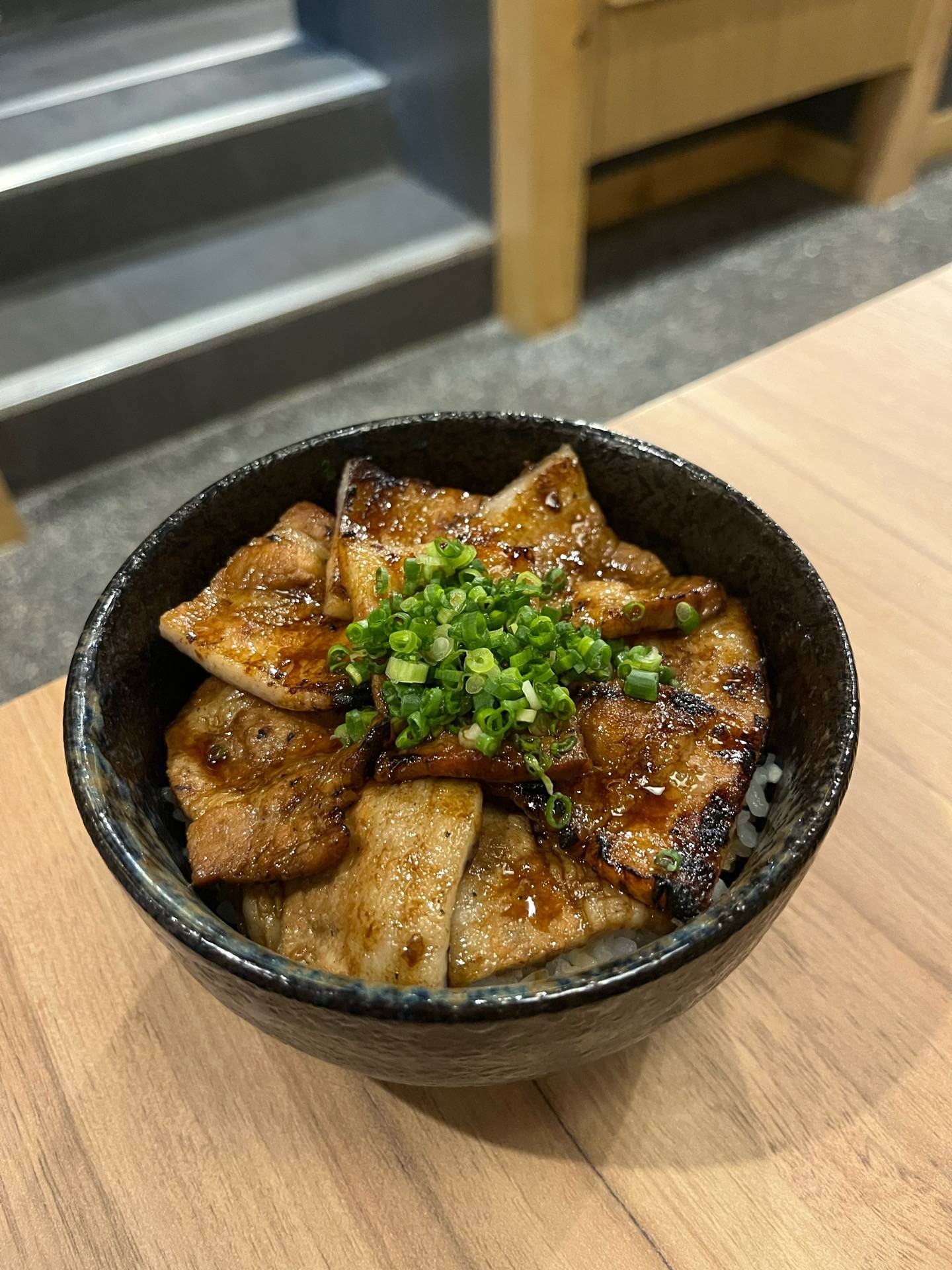 ข้าวหน้าหมูย่างถ่าน ไซส์อนุบาล ร้าน Ohachi Butadon สยาม - Wongnai