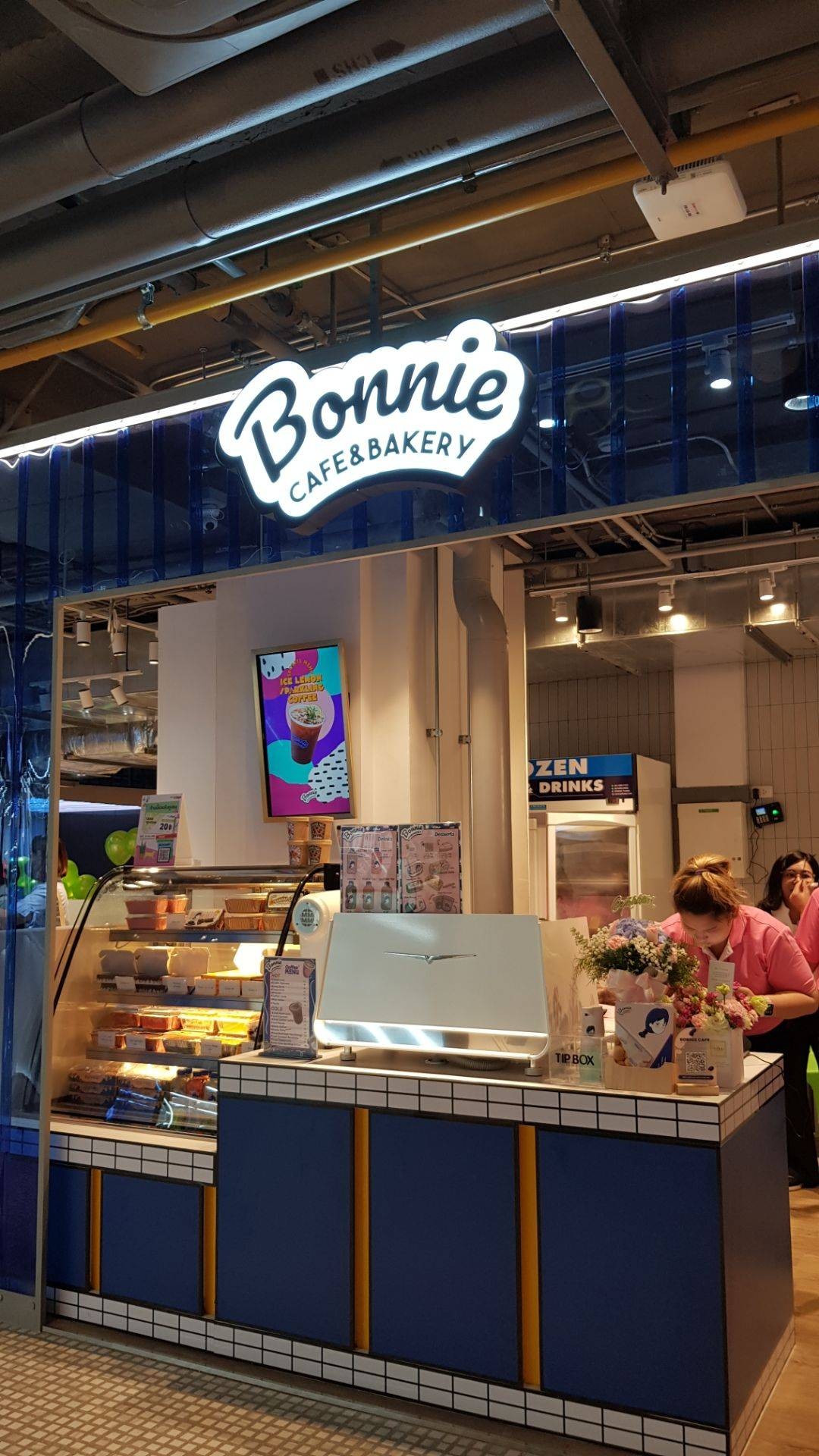 รีวิว Bonnie Café & Bakery Park silom - เอแคลร์ & บราวนี่ อร่อย