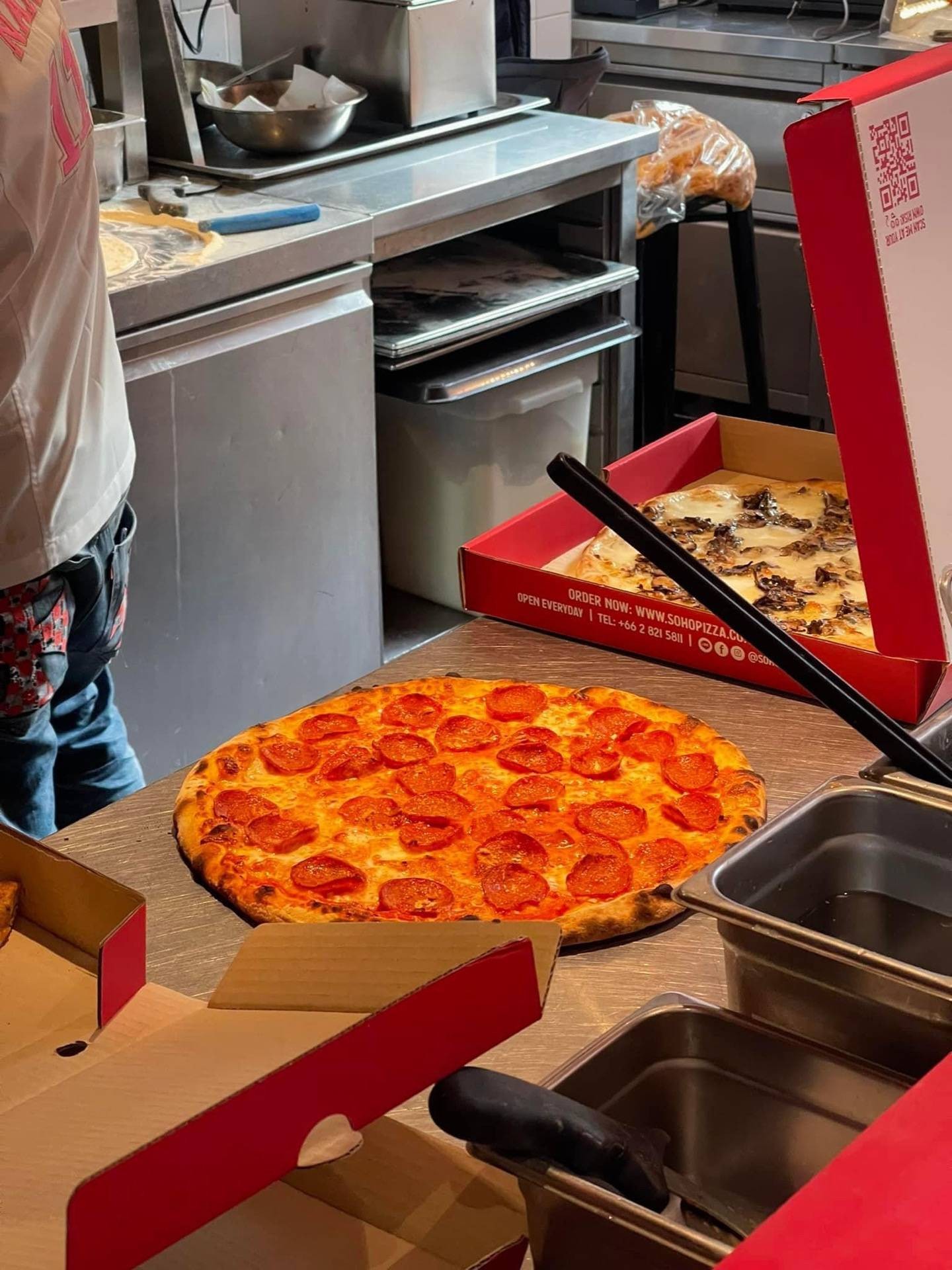 รีวิว Soho Pizza Thonglor - SOHO Pizza BKK นิวยอร์กพิซซ่าถาดใหญ่ยักษ์🍕 ...