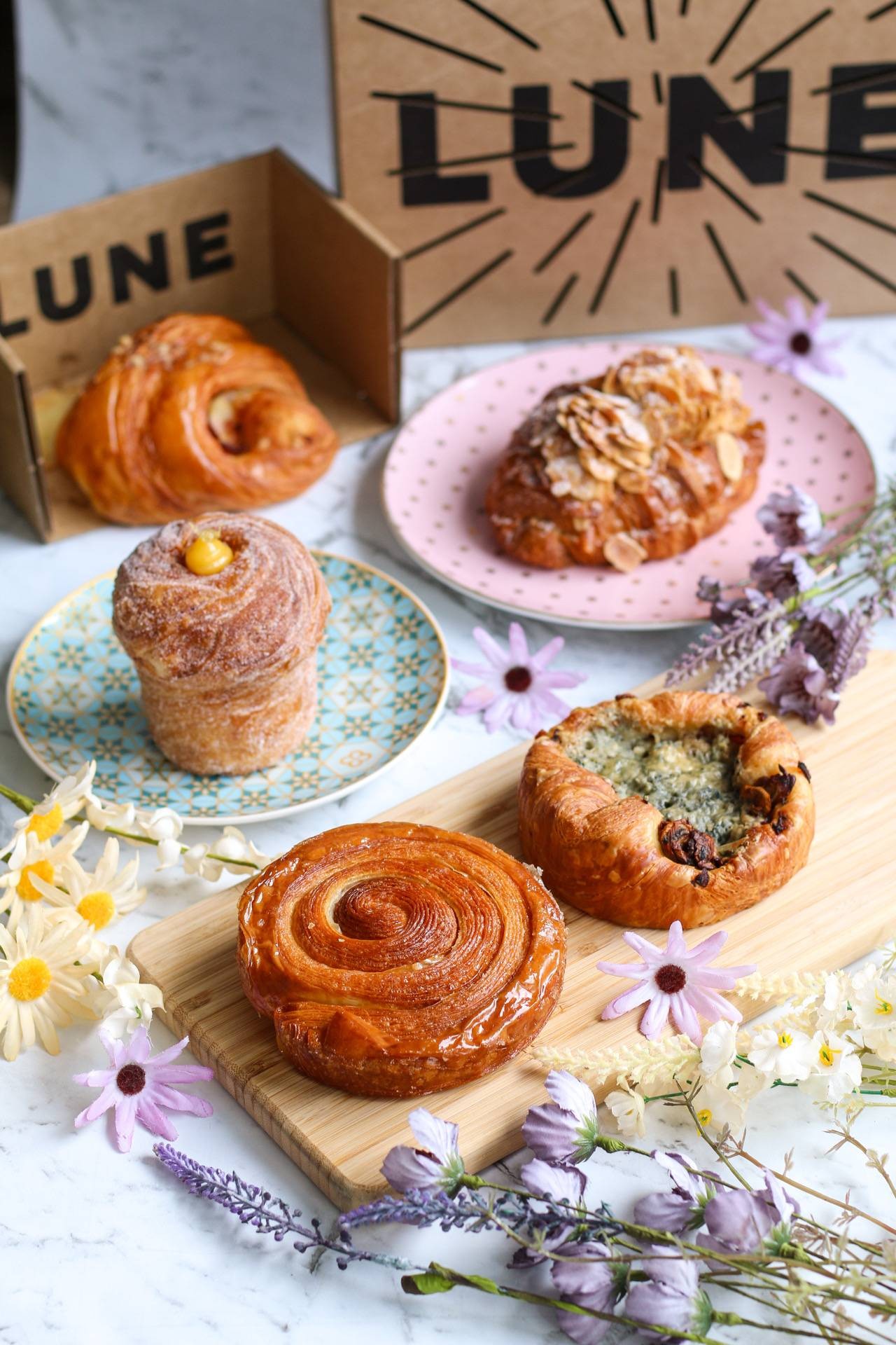 รีวิว Lune Croissanterie Cbd - 10th anniversary 🎂🍰🥐 Birthday Cake Croissant
