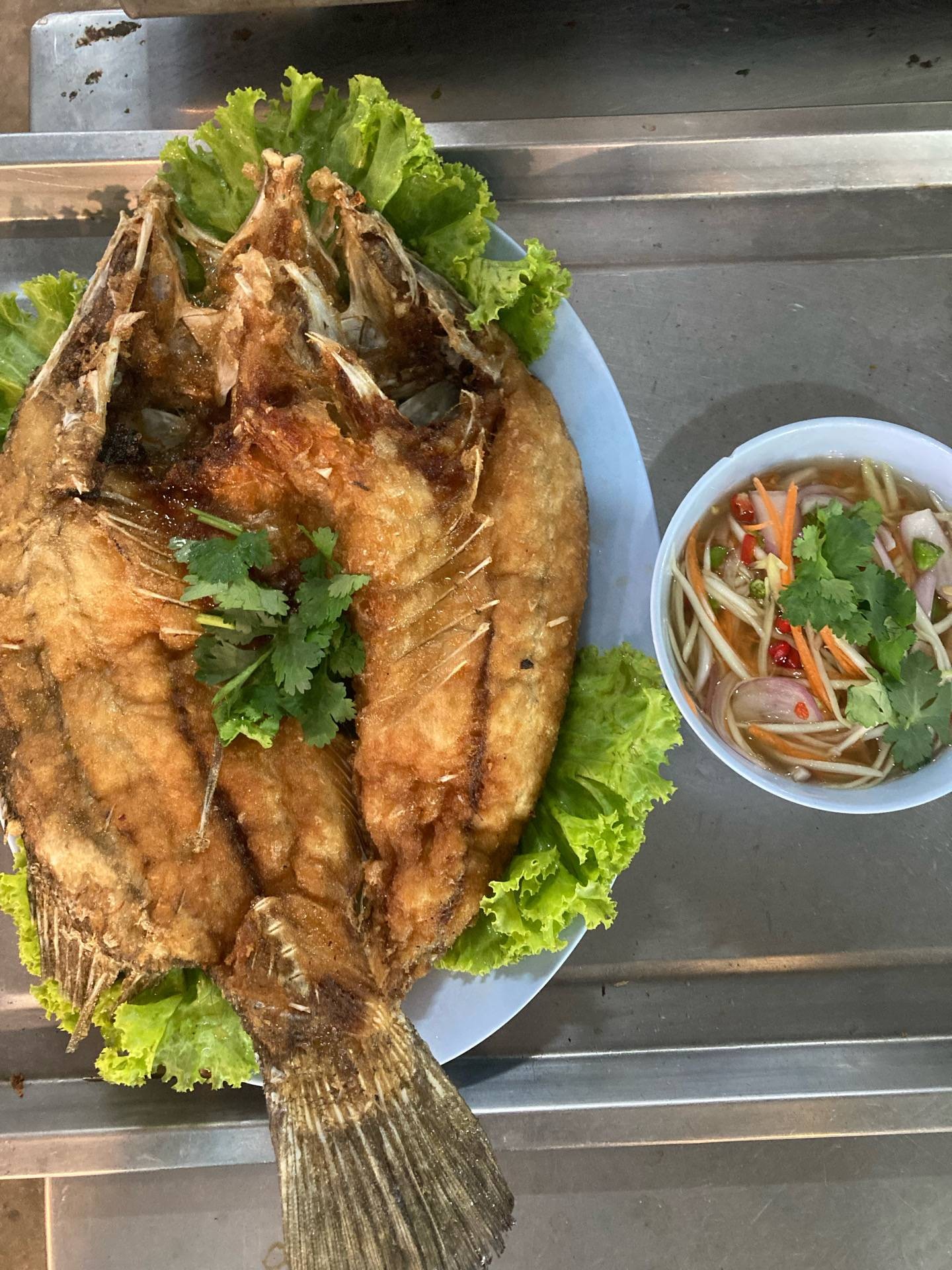 ปลากระพงทอดราดน้ำปลาถูกจัง280 300 บาท ร้าน ครัวมั่งมี วังจันทร์กม 68