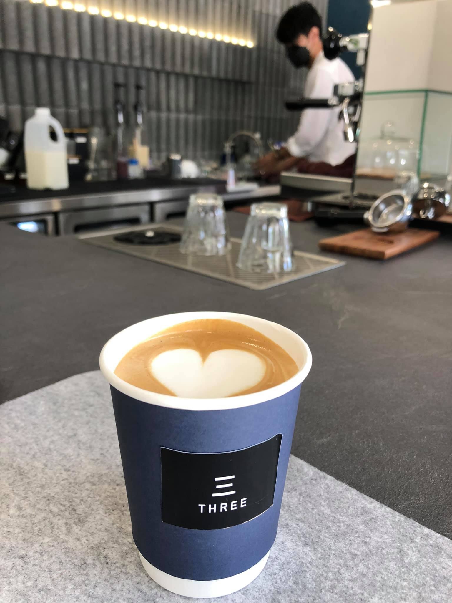 รีวิว THREE Cafe - ร้านบรรยากาศดี มีเมนูให้เลือกเยอะ