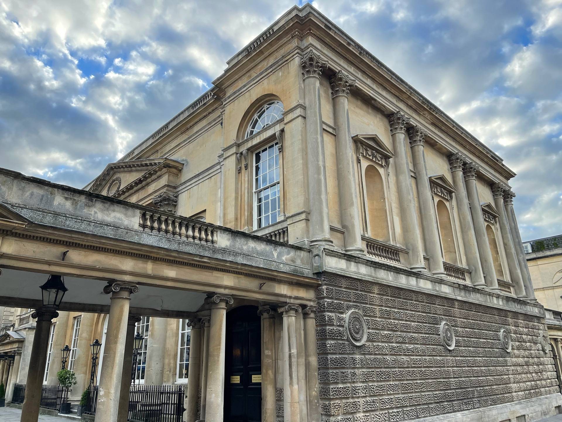 รีวิว Roman Baths - สถานที่แช่น้ำแร่ร้อน เก่าแก่กว่า 2 พันปีตั้งแต่ยุค ...
