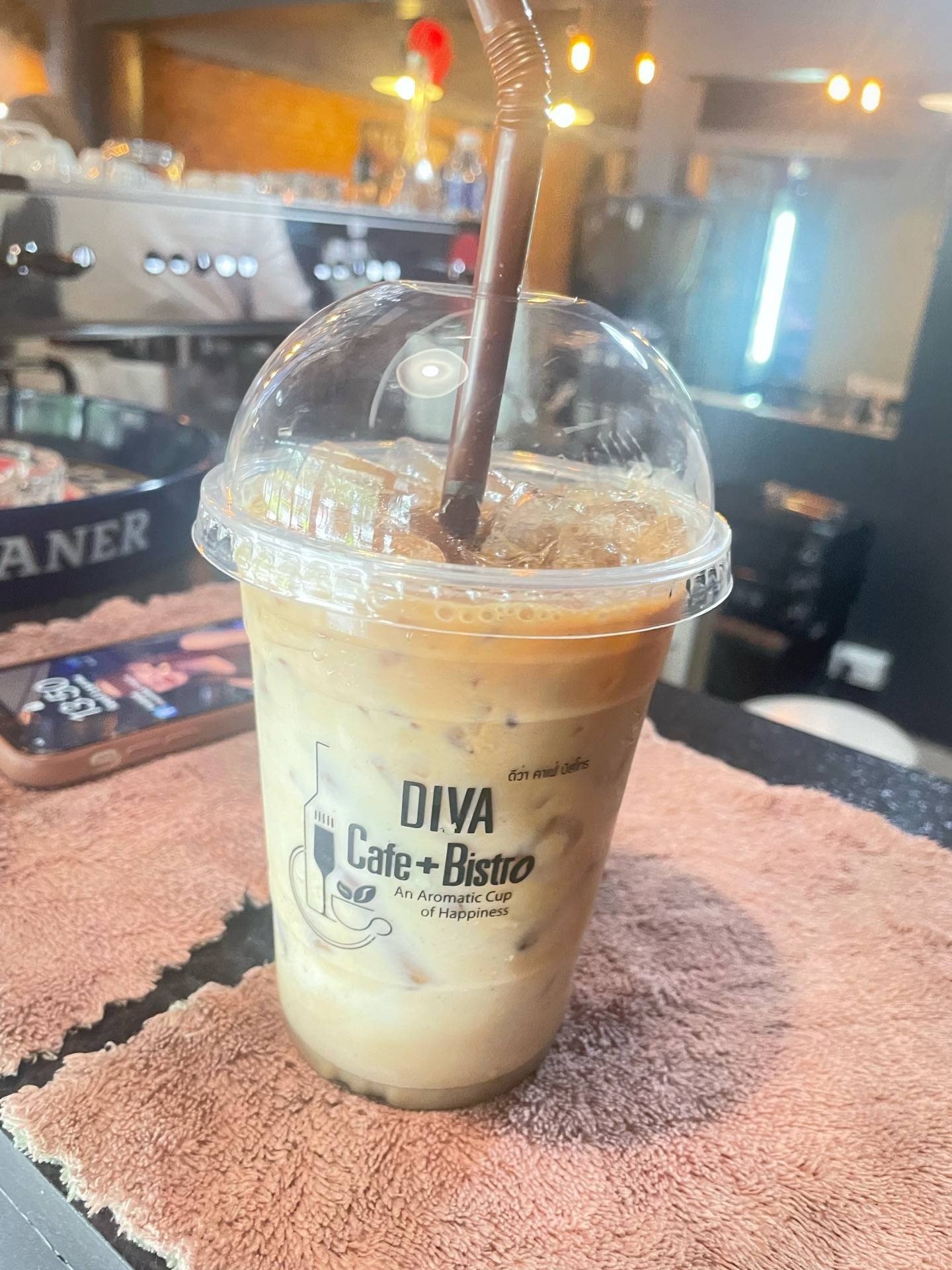 รีวิว Diva Cafe' & Bistro - กาแฟอร่อย ตกแต่งร้านดี