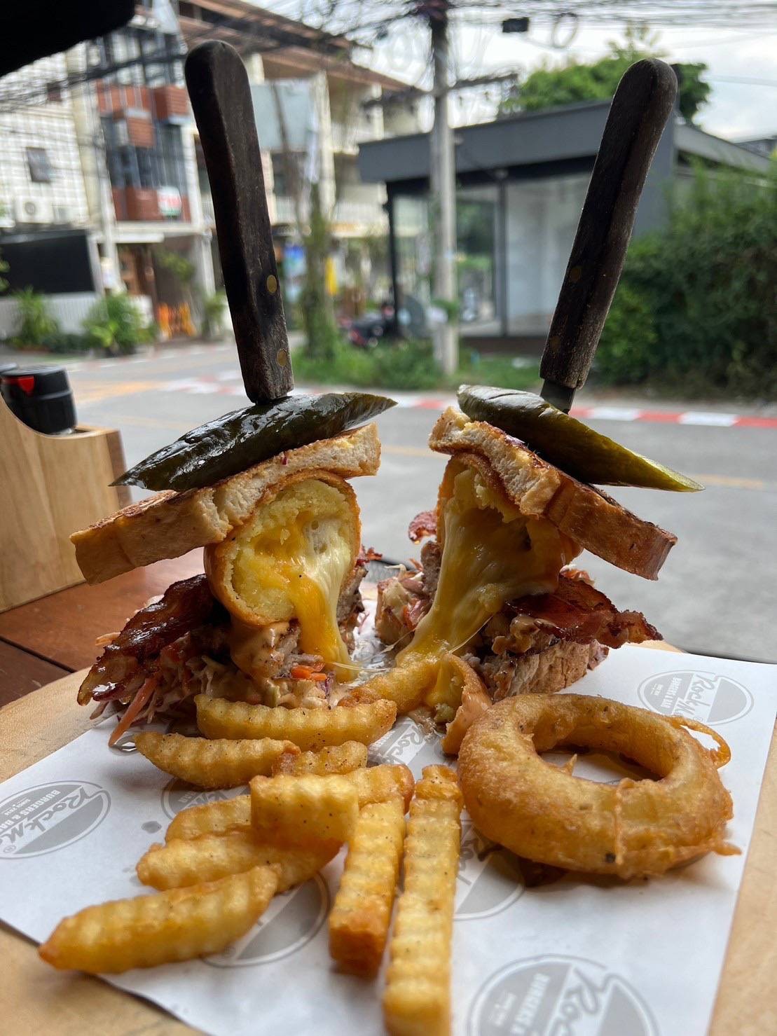 รูป Rock Me Burger & Bar นิมมานเหมินท์