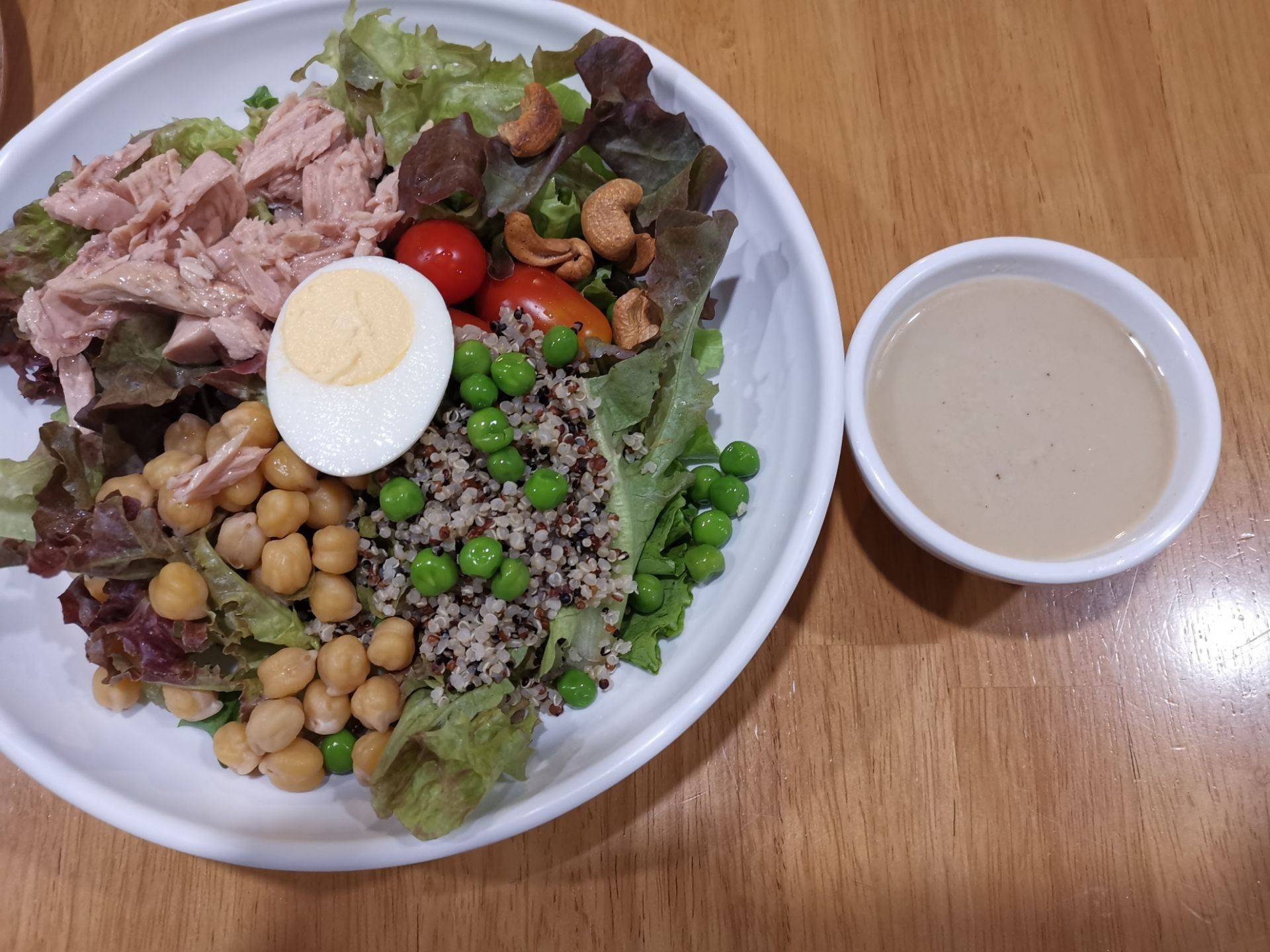รีวิว Jones' Salad ศาลาแดง - สลัดอร่อย เครื่องเยอะ ราคาไม่ถึง 200