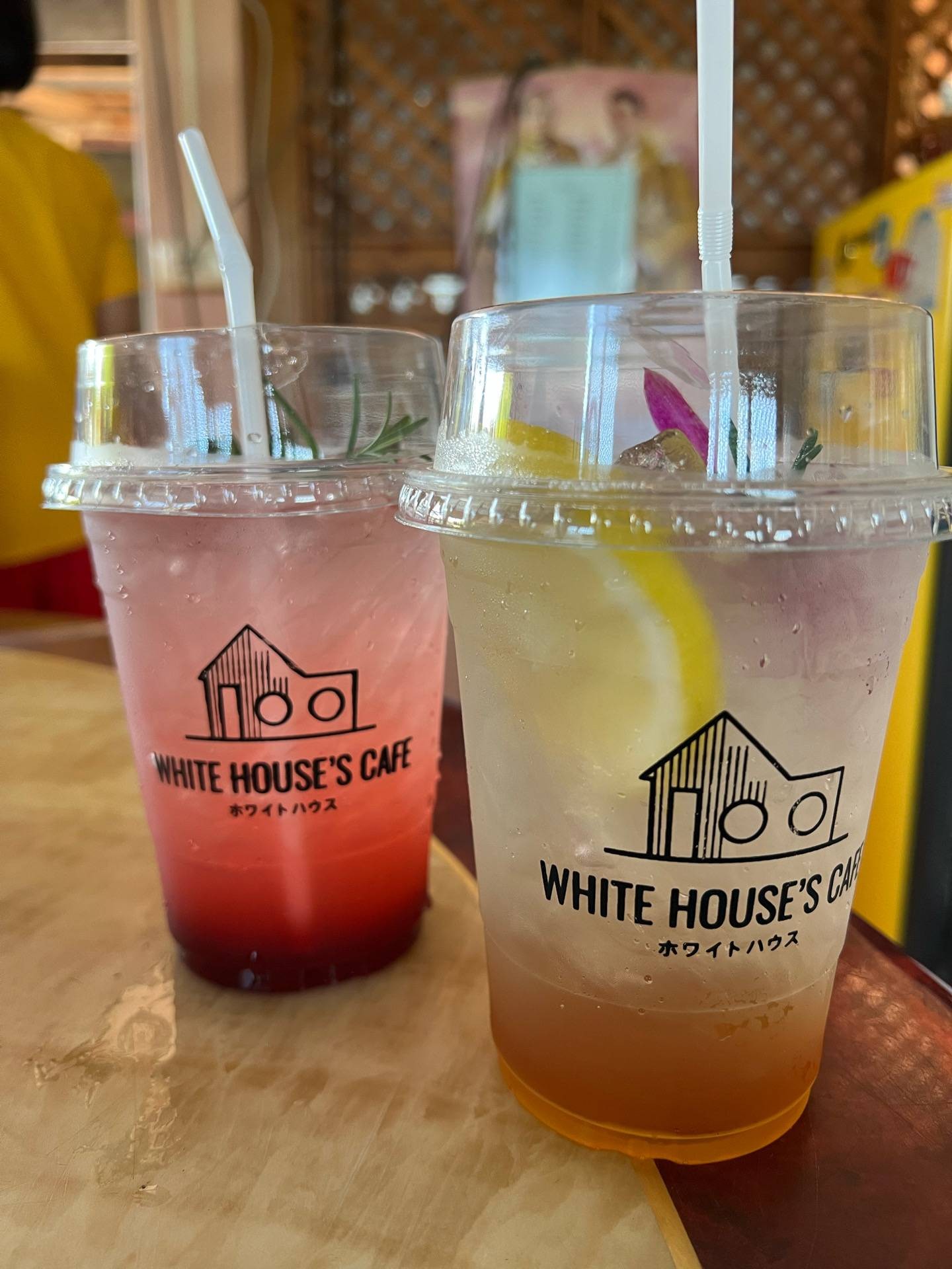 รีวิว White House's Caff Rattanaburi - อยู่บ้านก็เย็นสดชื่นได้ ☺️