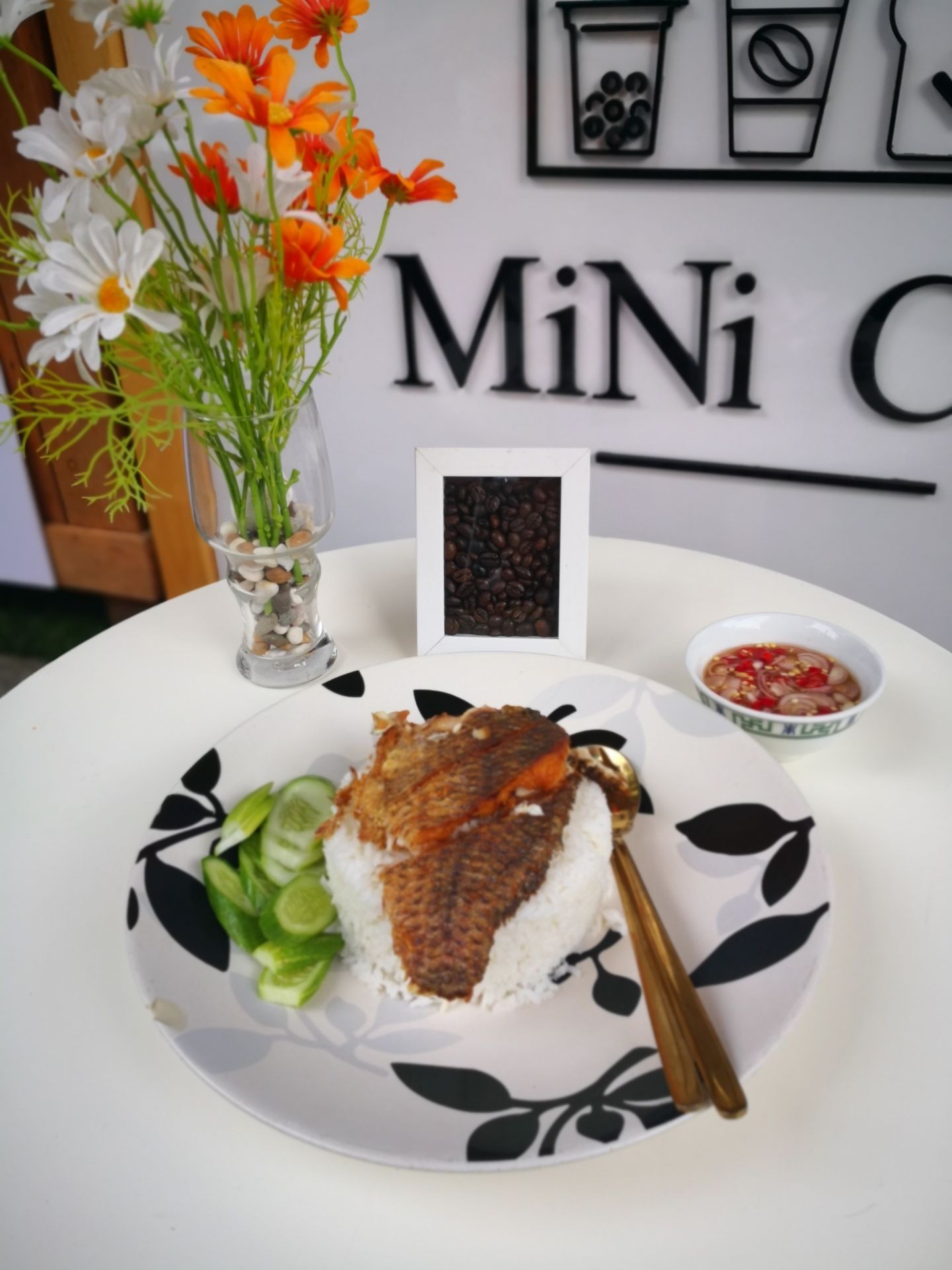 รีวิว MiNi Cafe 76 มินิคาเฟ่ - ข้าวปลาแกะ กินกับพริกน้ำปลา อร่อยดีครับ