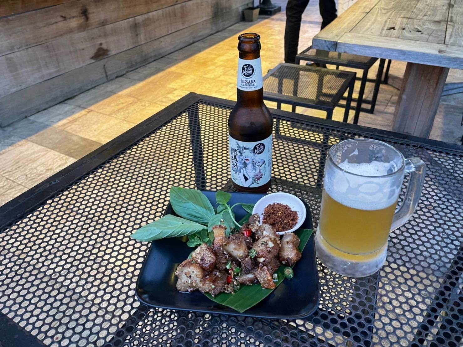 9. หมูคลุกฝุ่น ร้าน Swing Bar by Ching Cha