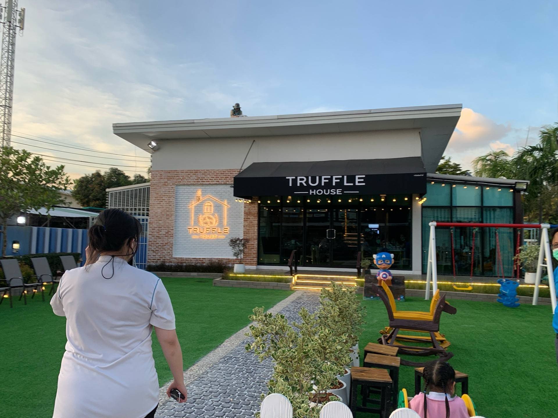 รีวิว Truffle House - ทรัฟเฟิลเฮ้าส์ - เมื่อวานวันพุธจะแวะปิด วันนี้ตั้งใจมาเพราะชื่อร้าน ดีทั้ง ...